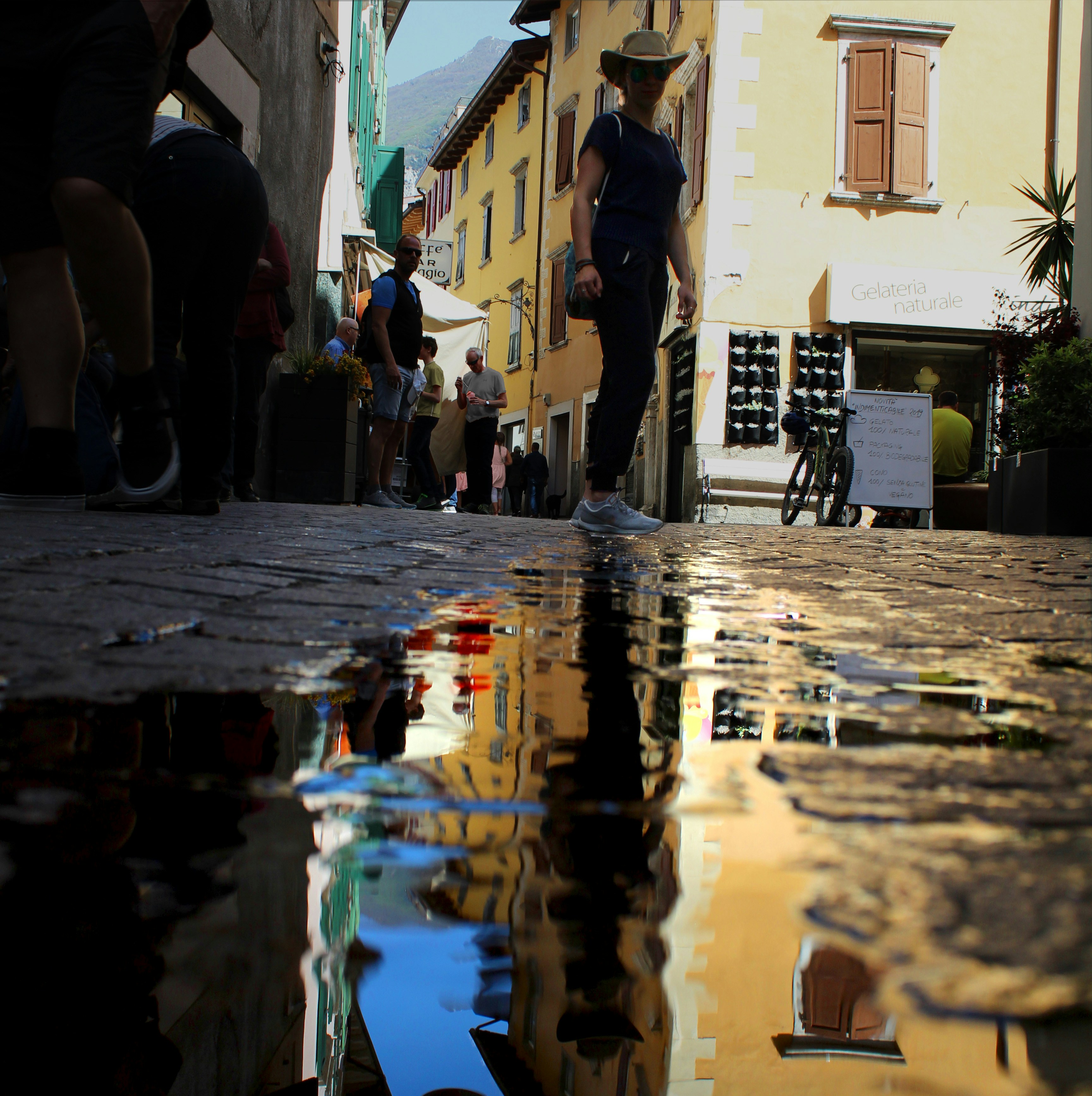 Le reflet d’une personne debout dans une flaque d’eau photo – Photo Italien Gratuite sur Unsplash