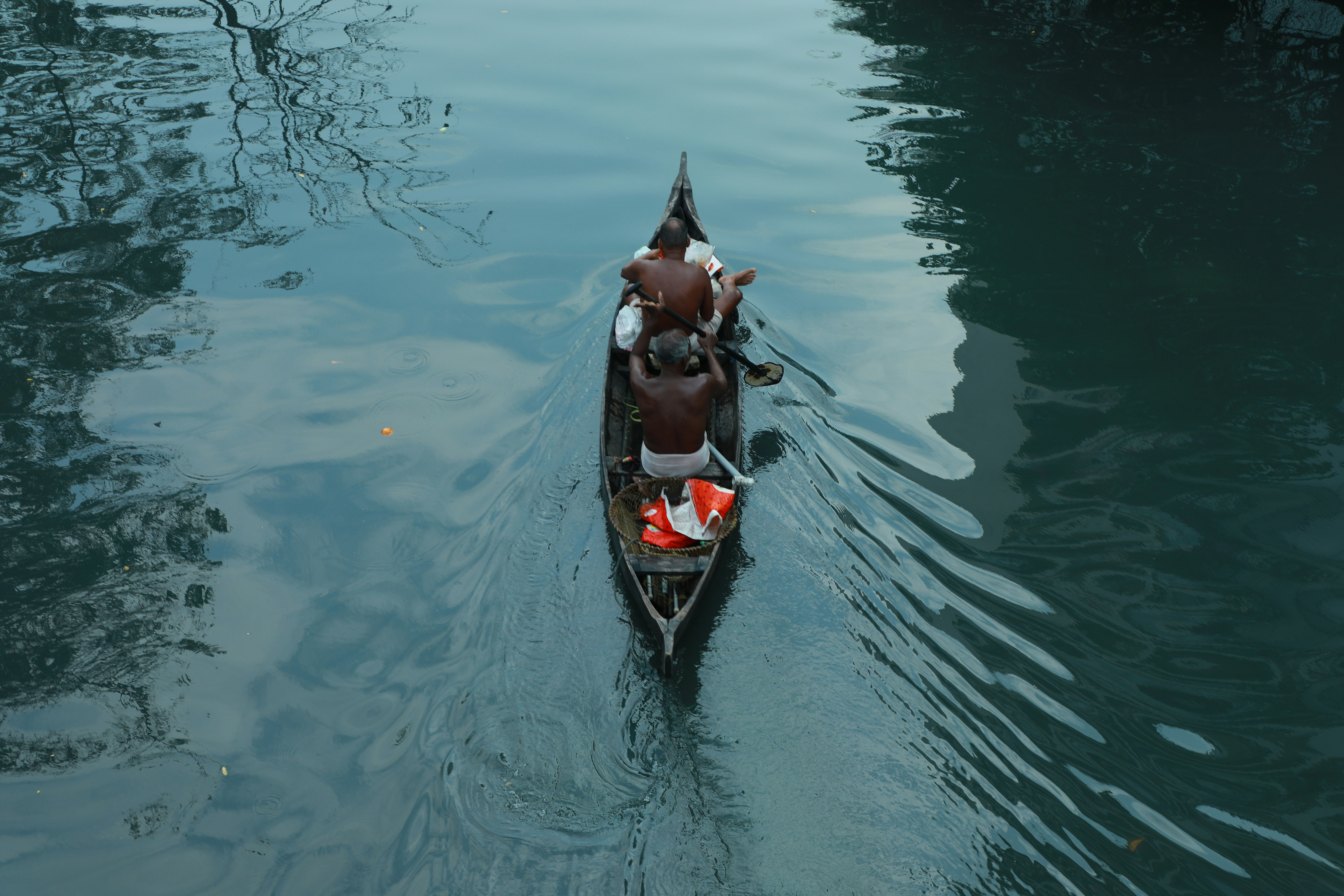 Persona in barca a vela photo – Photo Gris Gratuite sur Unsplash