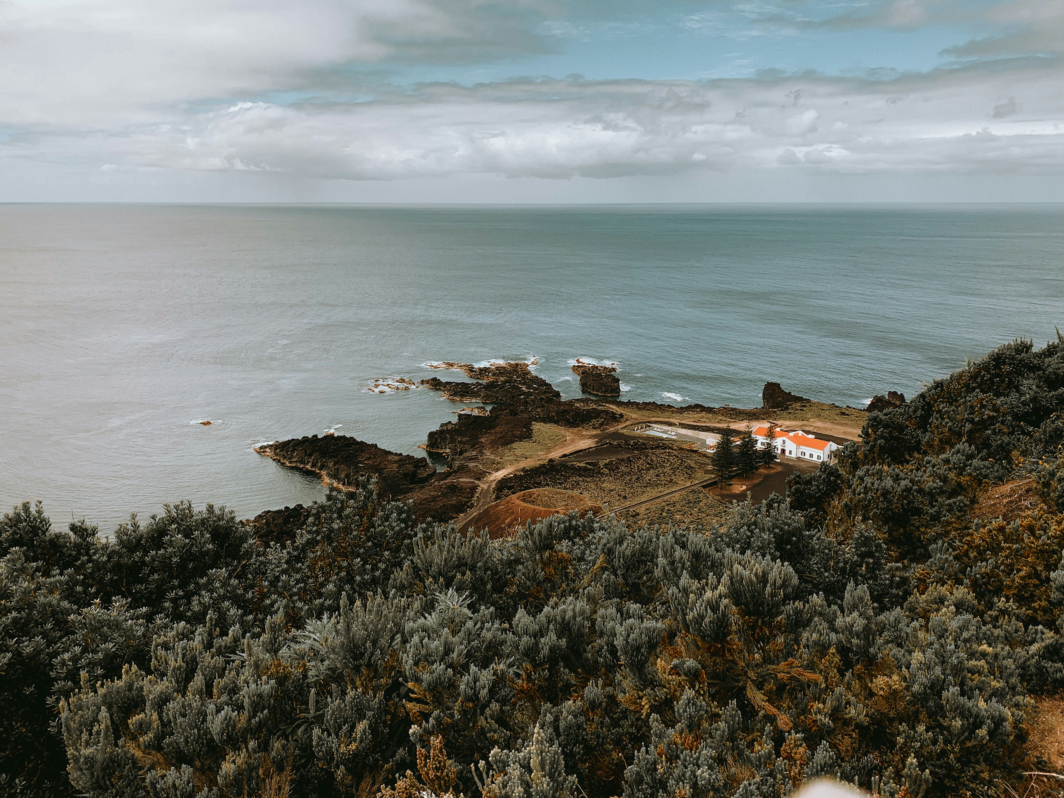 Promontory Refuge: White House on a Rugged Coastline