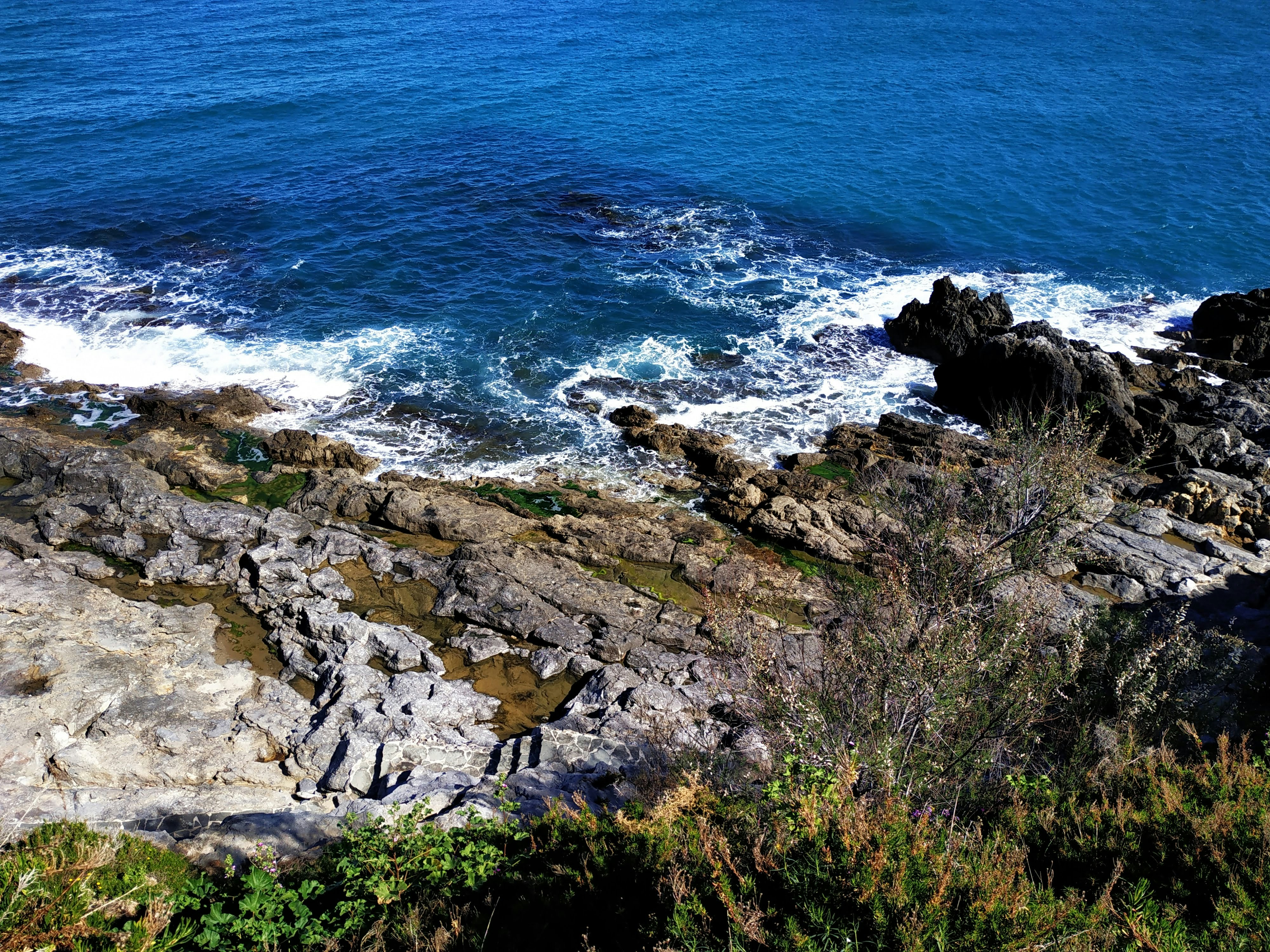 Une vue de l’océan depuis une falaise rocheuse photo – Photo ...