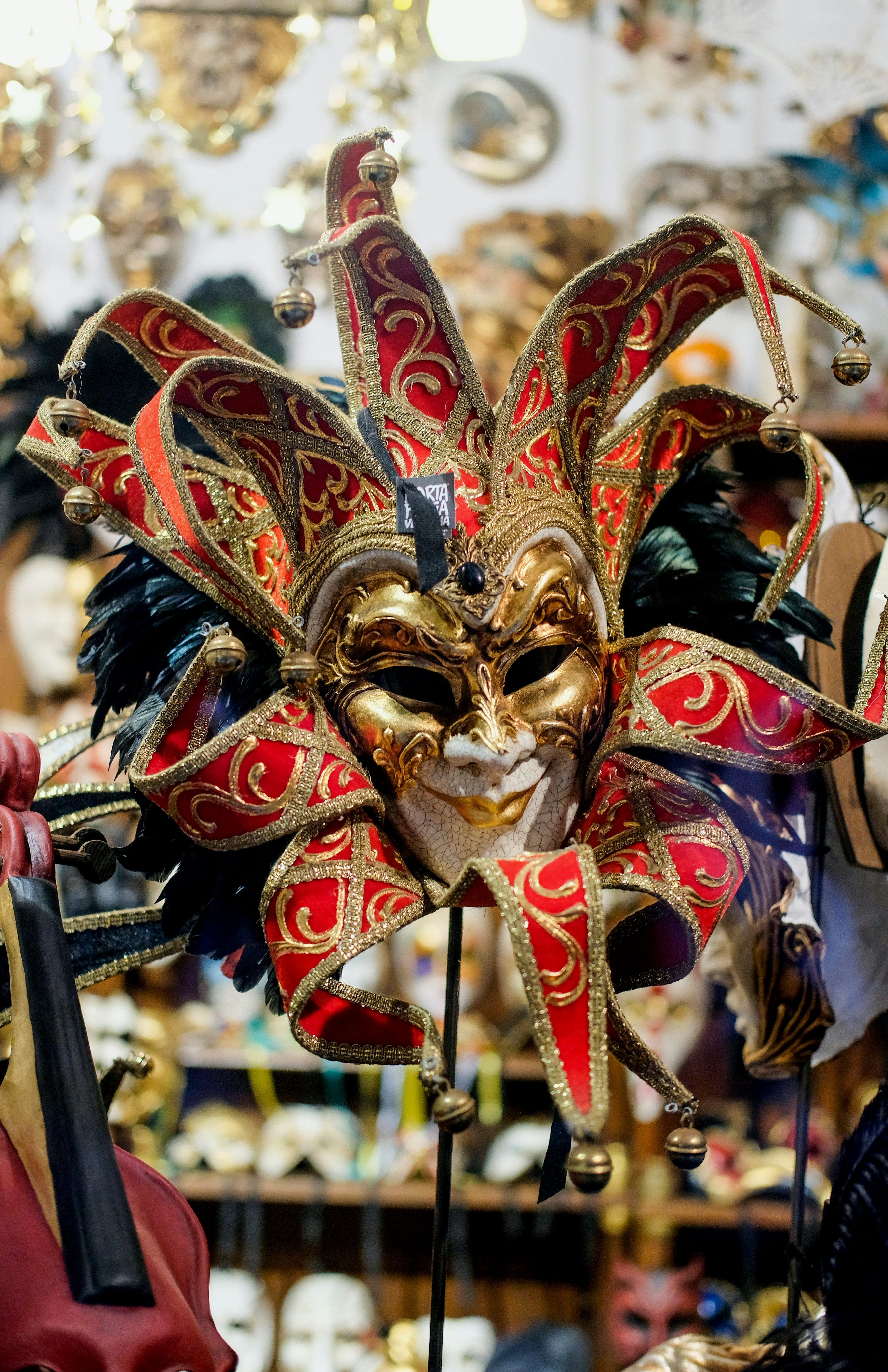 Red and gold dragon figurine photo – Free Venezia Image on Unsplash