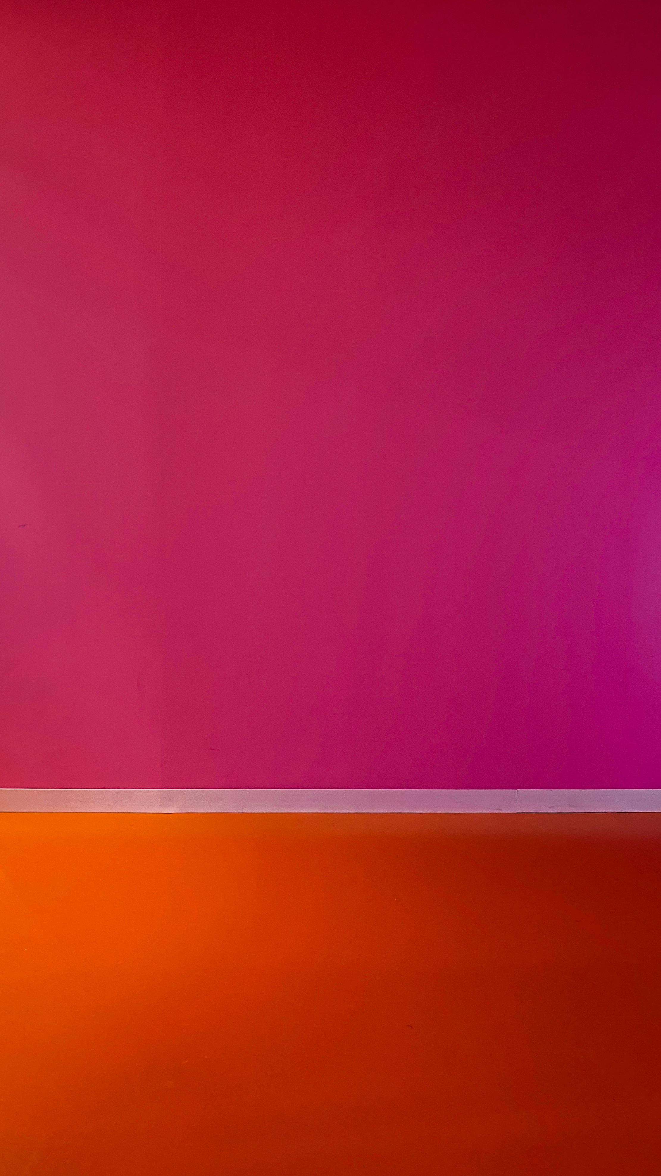 Un mur orange et rose avec un sol blanc photo – Image gratuite de ...