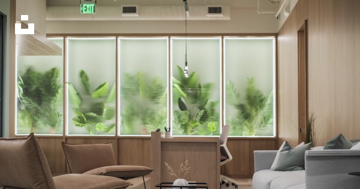 白いソファの近くの茶色の木製テーブルの写真 Unsplashのインテリアの無料画像