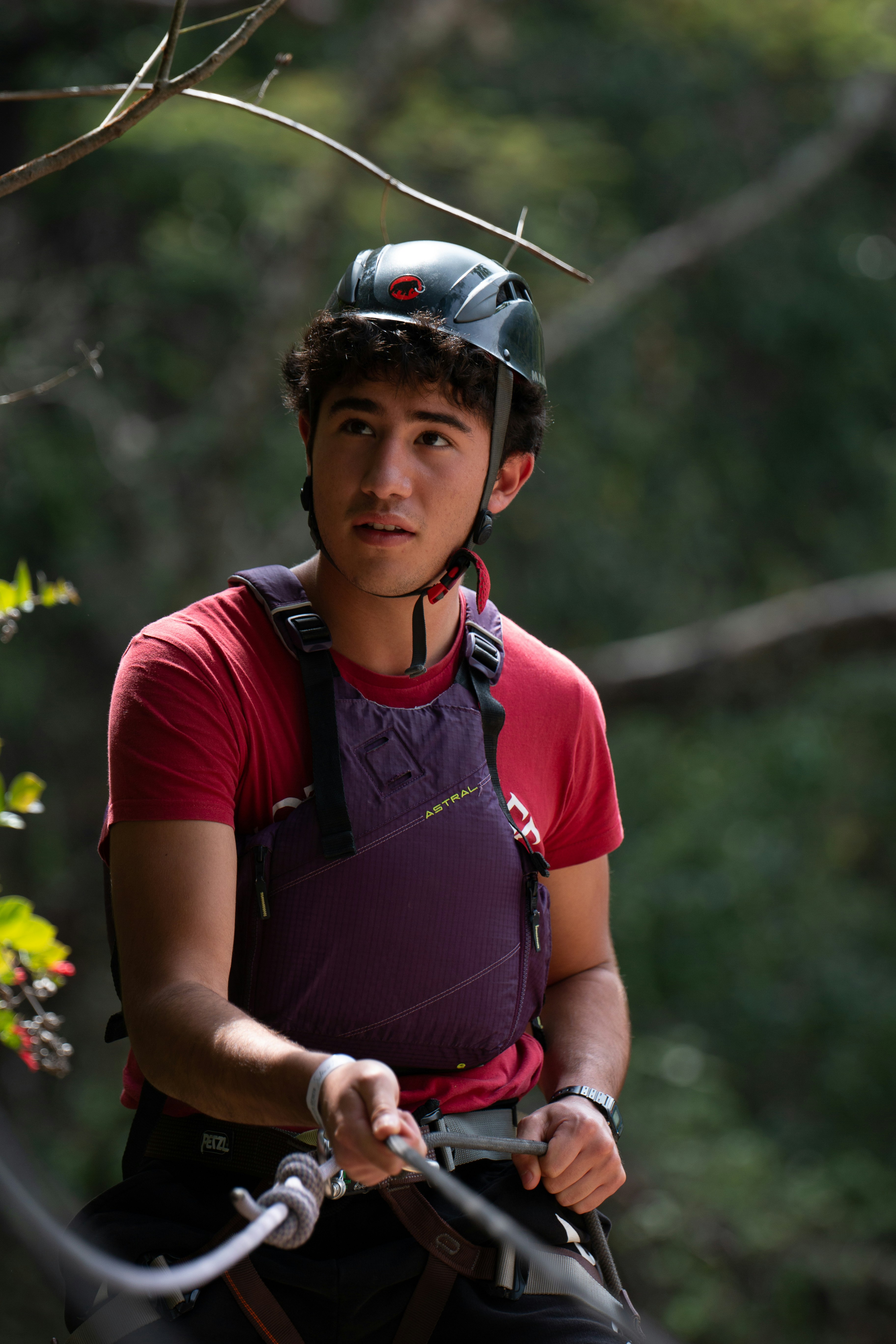 Foto Chico con camiseta roja y negra de cuello redondo con casco ...