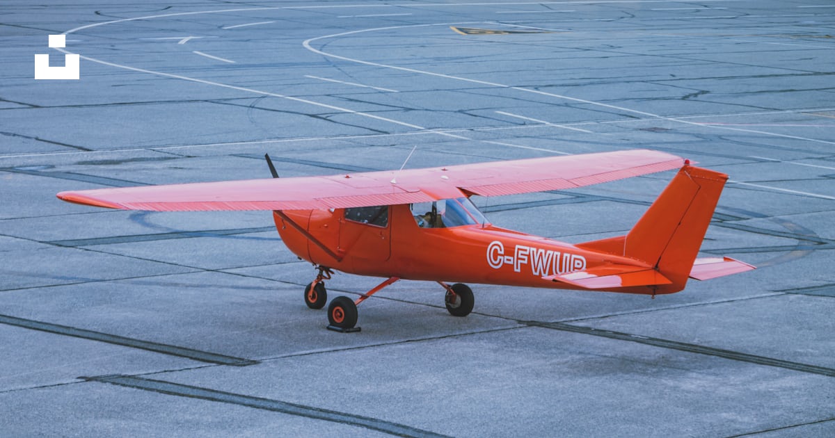 Foto zum Thema Rot-weißes Flugzeug auf grauem Betonboden tagsüber ... Foto zum Thema Rot-weißes Flugzeug auf grauem Betonboden tagsüber ...