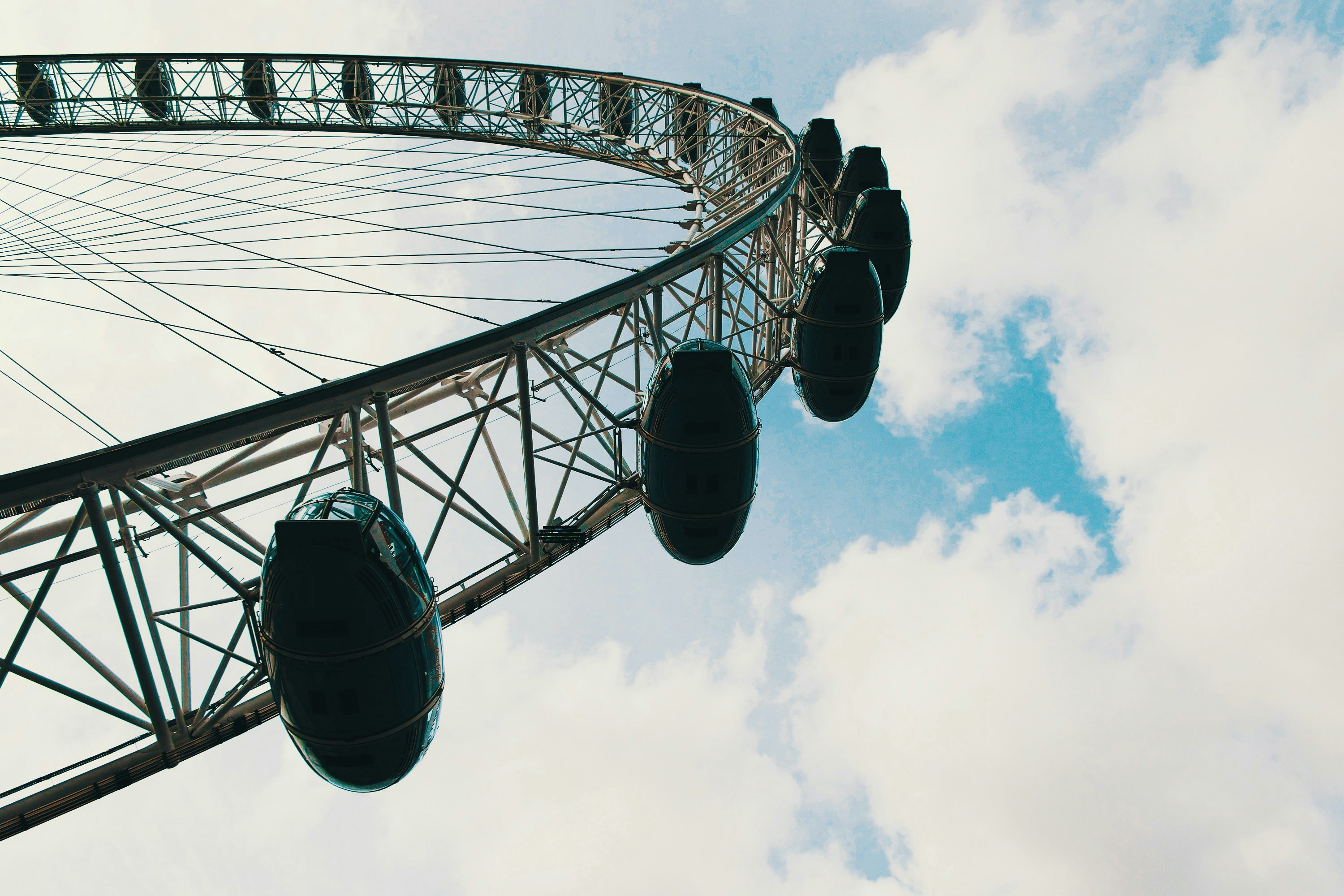 Grande roue blanche et noire sous le ciel bleu pendant la journée photo ...