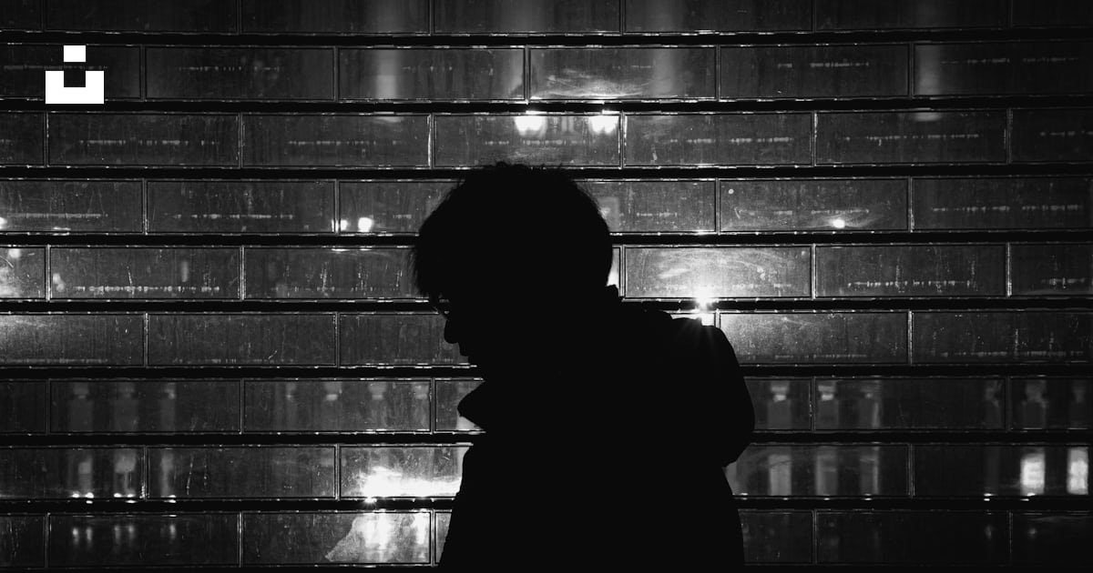 Silueta De La Persona De Pie Cerca De La Ventana Foto Imagen De Gris