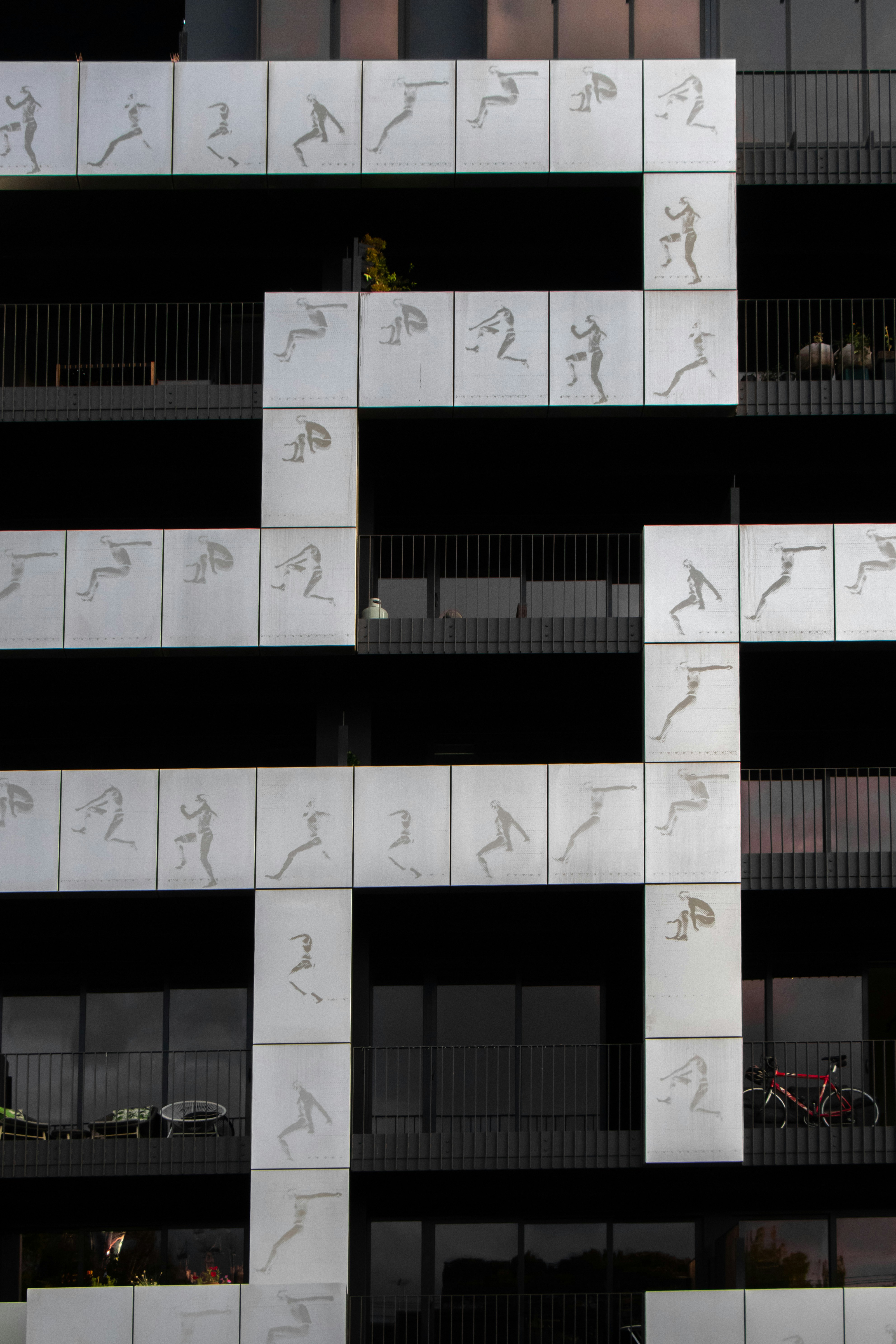 Motion Glyphs on a Concrete Facade: A Minimalist Runner Mosaic