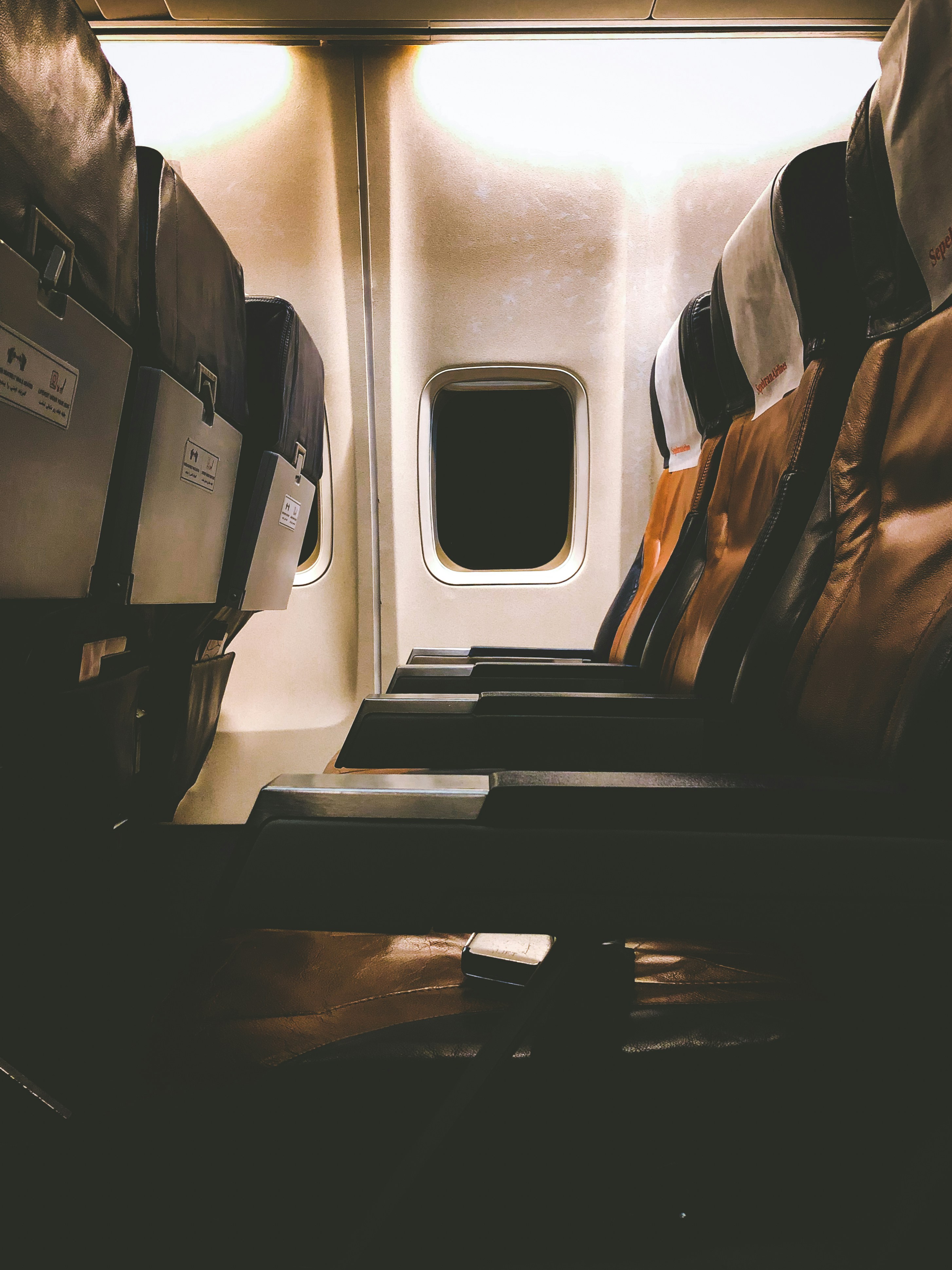 Homme en veste noire assis sur le siège du train photo – Photo Coussin ...