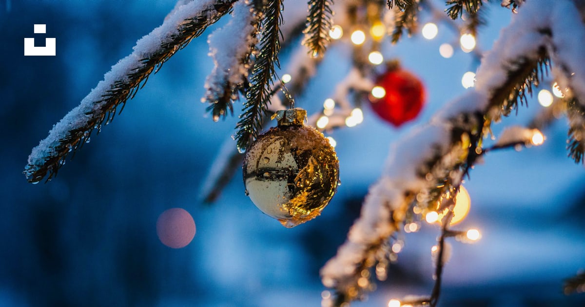 Foto Adornos de Navidad blancos y rojos en el árbol de Navidad blanco ... Foto Adornos de Navidad blancos y rojos en el árbol de Navidad blanco ...