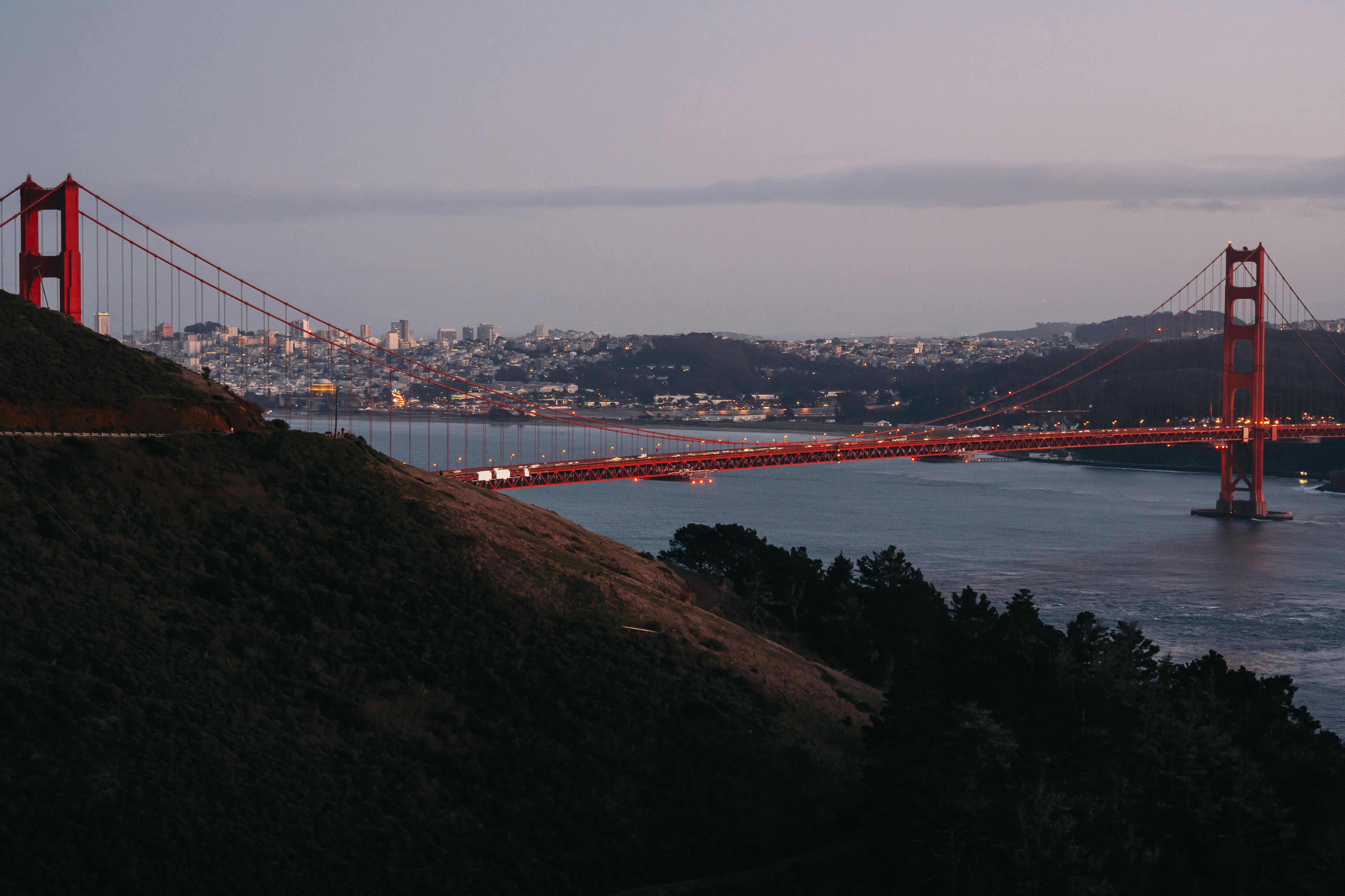 Une vue du Golden Gate Bridge depuis le sommet d’une colline photo ...