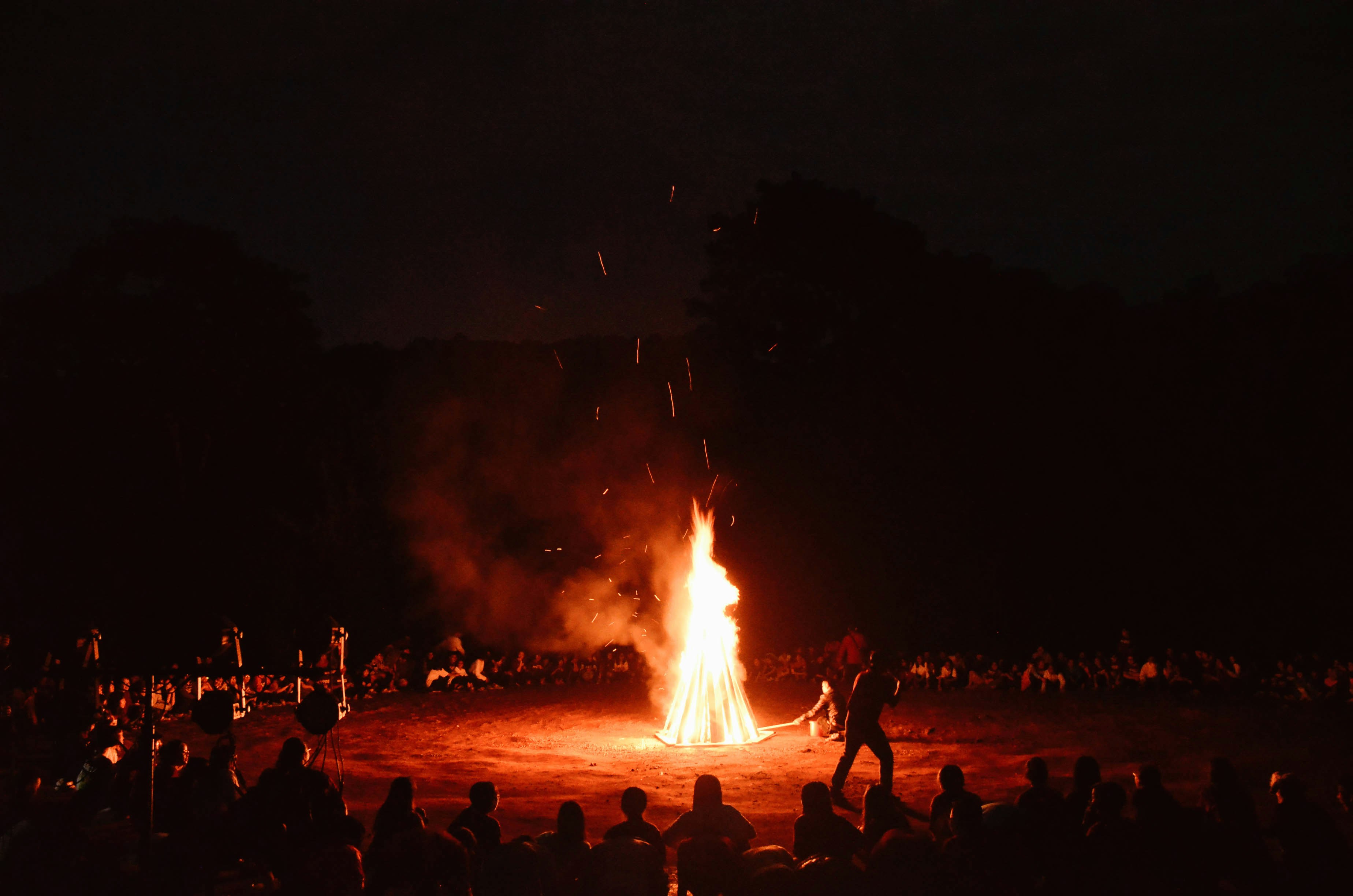 A group of people standing around a fire pit photo – Free Lâm đồng ...