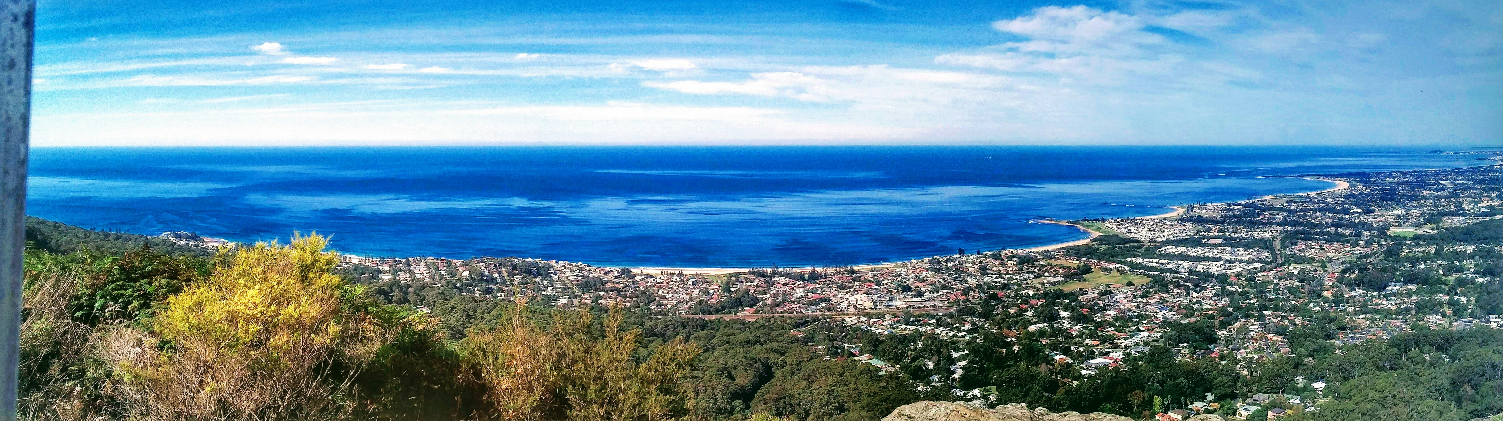 Una vista del océano desde la cima de una colina foto – Imagen de ...