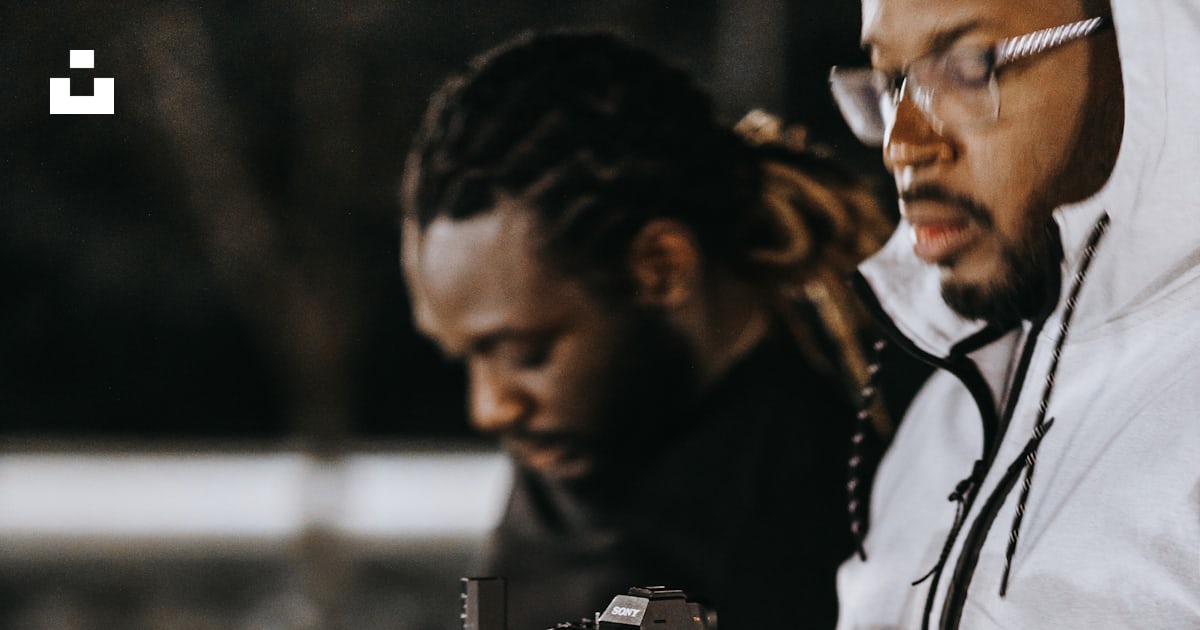 Hombre Con Chaqueta Blanca Sosteniendo Una Cámara Dslr Negra Foto