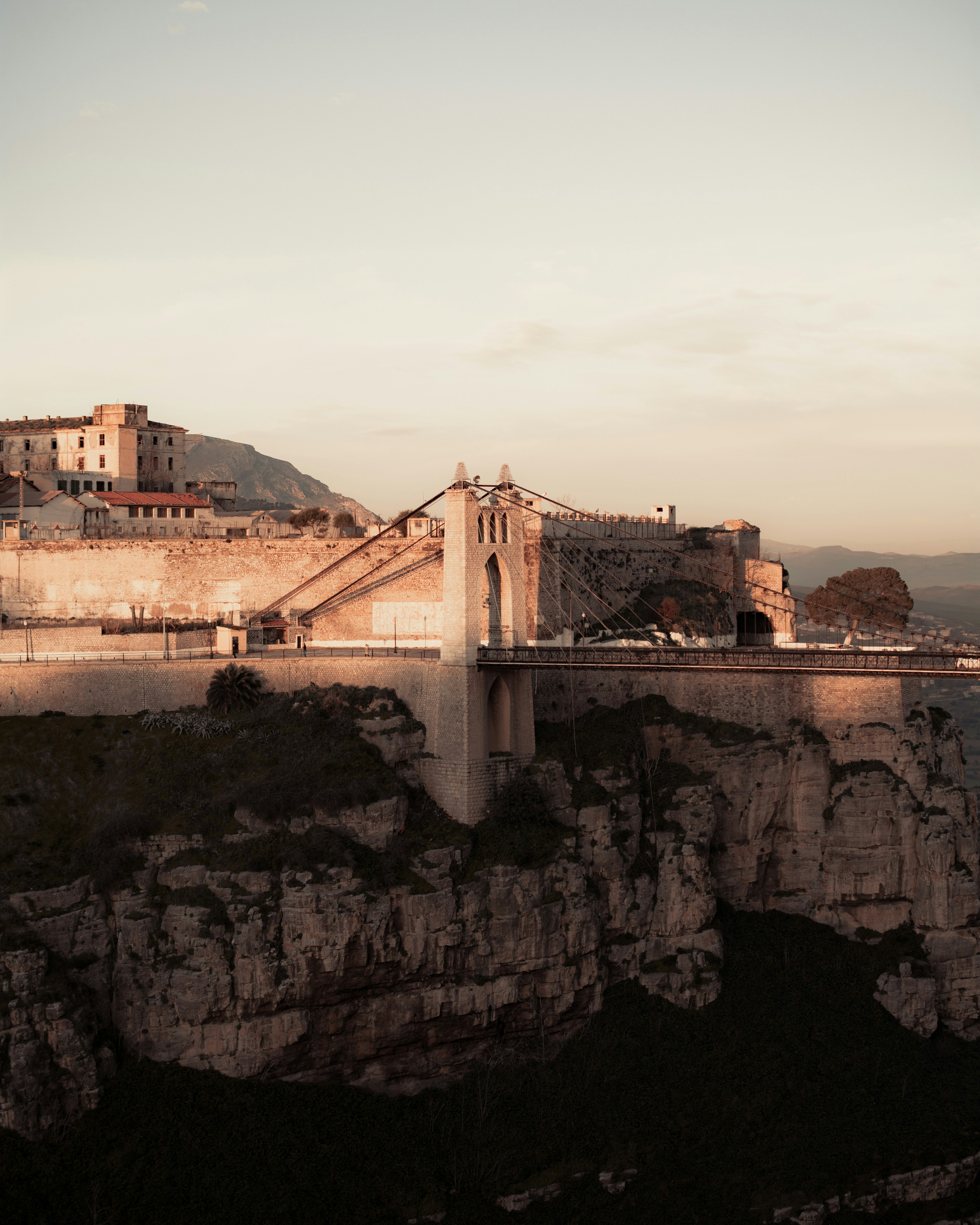 Puente Blanco sobre el río foto – Imagen de Constantino gratuita en Unsplash