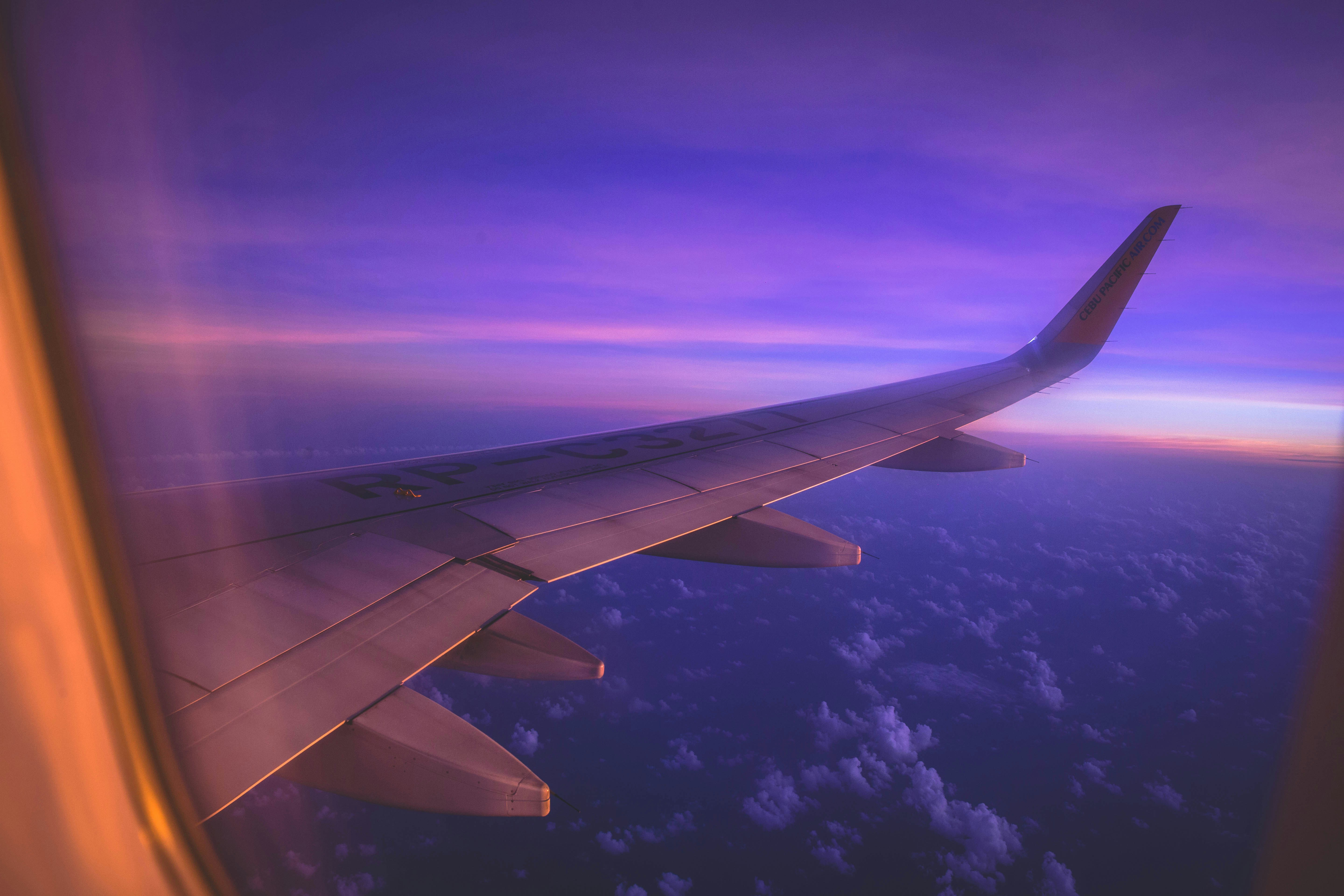 Sunset Over the Wing: A Quiet Horizon from the Cabin Window