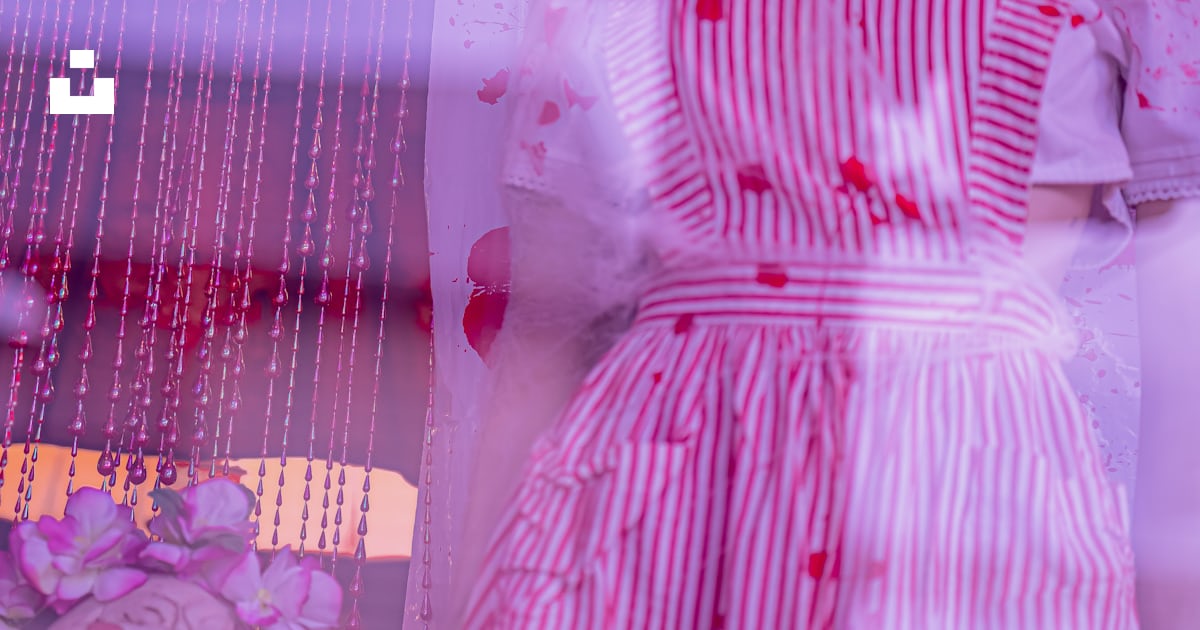 Femme En Robe Rose Debout à Côté De La Fenêtre Photo Image Gratuite