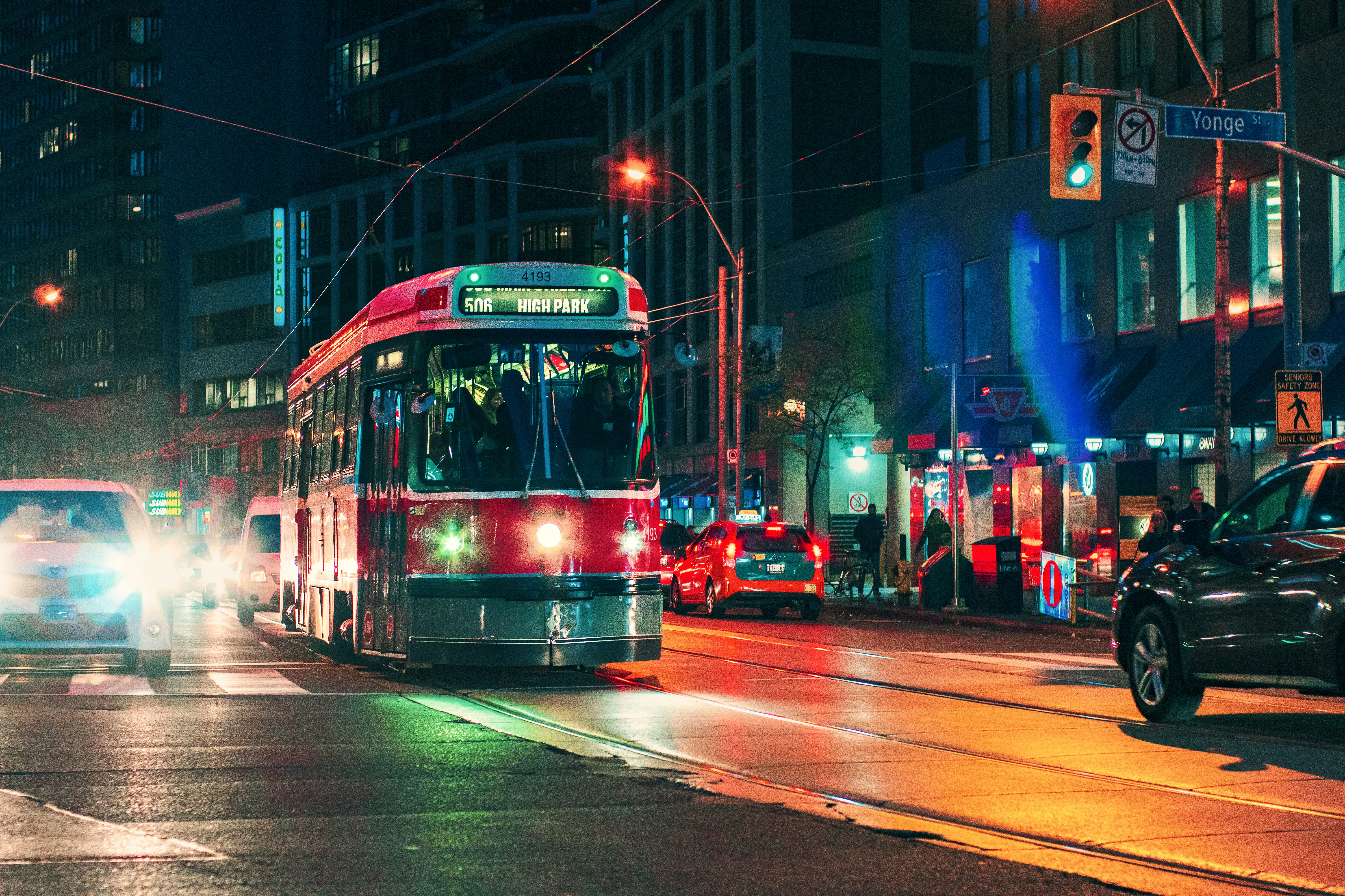 Tramway rouge et blanc sur la route pendant la nuit photo – Photo Rue ...