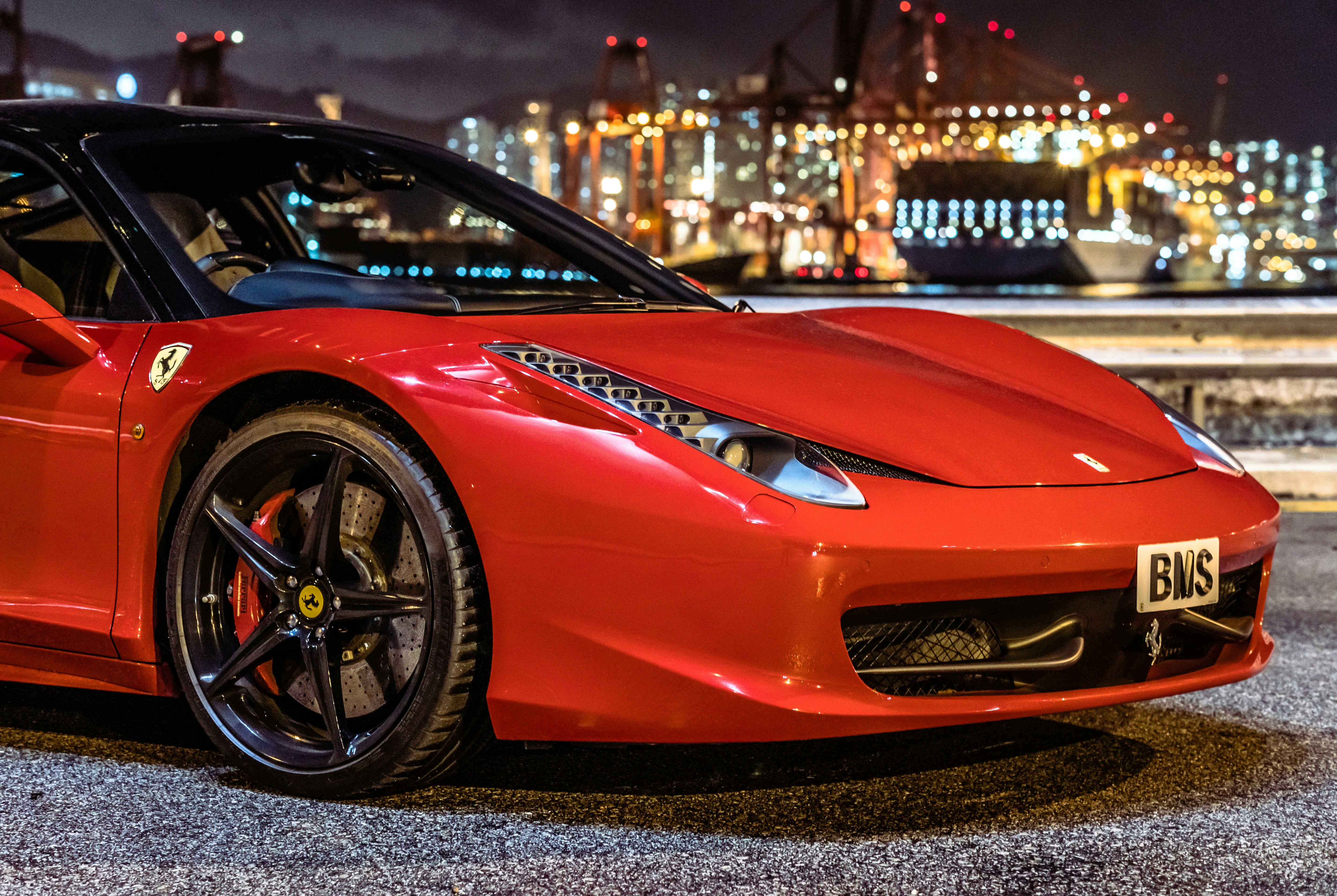 Ferrari 458 Italia rojo estacionado cerca de un edificio blanco y ...