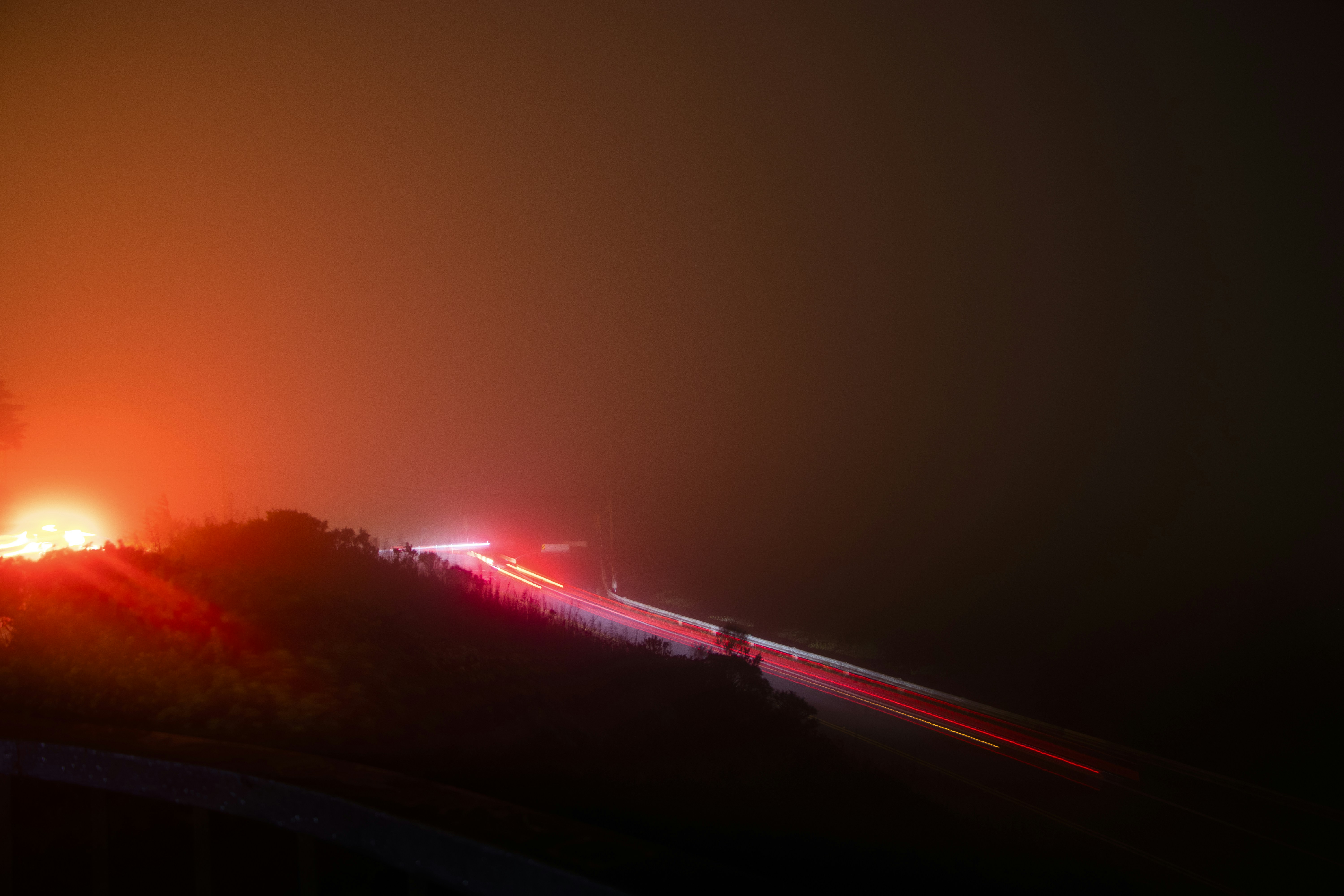 Feux rouges et blancs sur la route pendant la nuit photo – Photo Brun ...