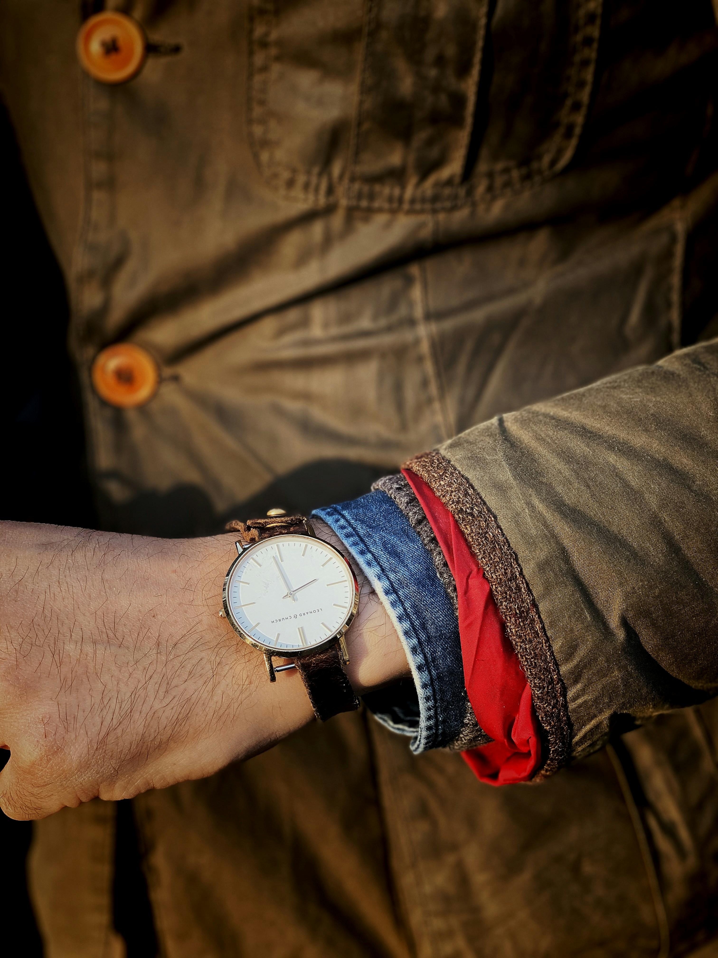 Foto Persona con reloj analógico redondo plateado – Imagen Reloj de ...