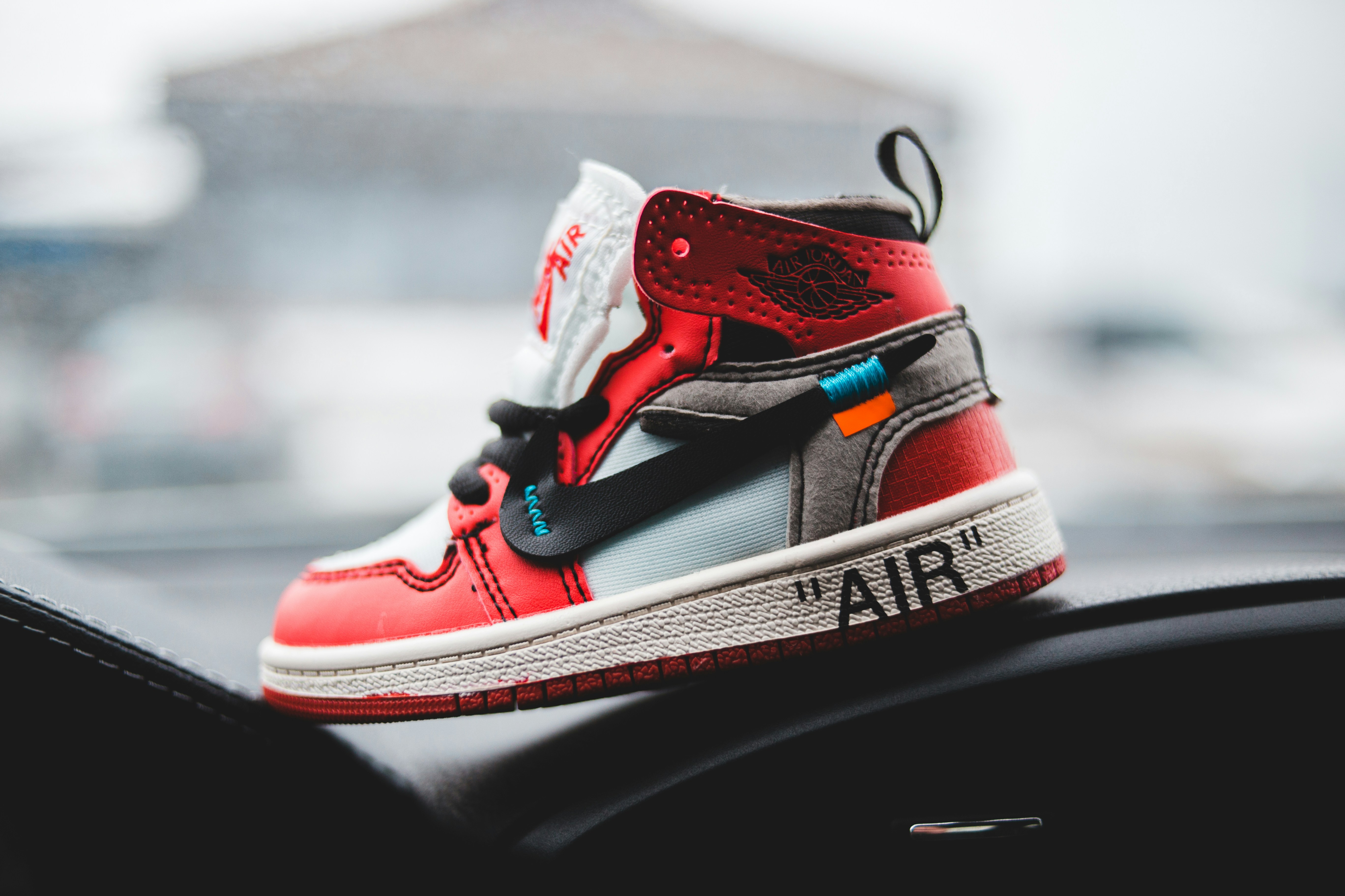 Foto Zapatillas Nike Air Jordan 1 rojas y blancas – Imagen Ropa gratis ...