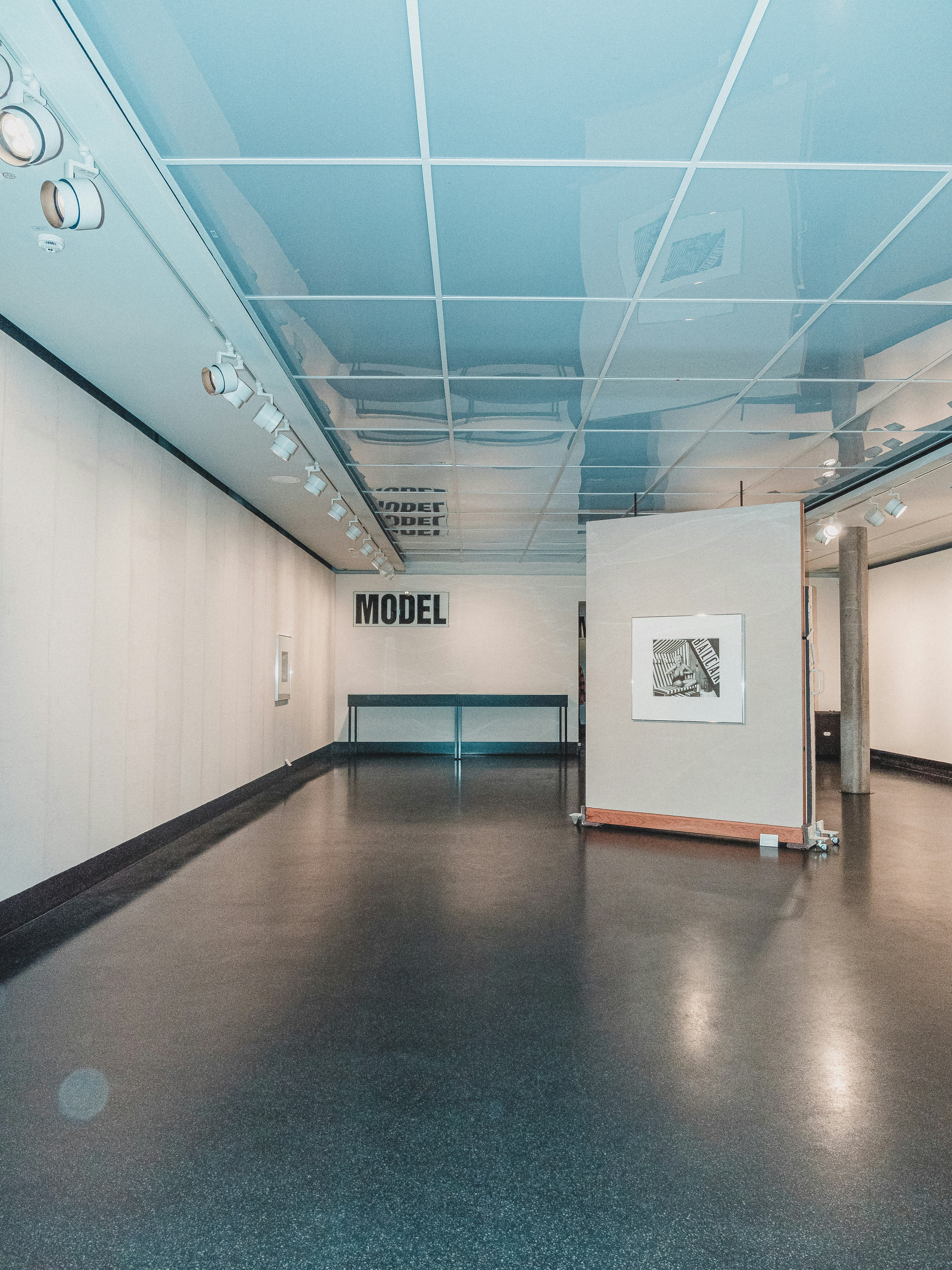 Minimalist Gallery Corridor: Freestanding Panel and Quiet Light