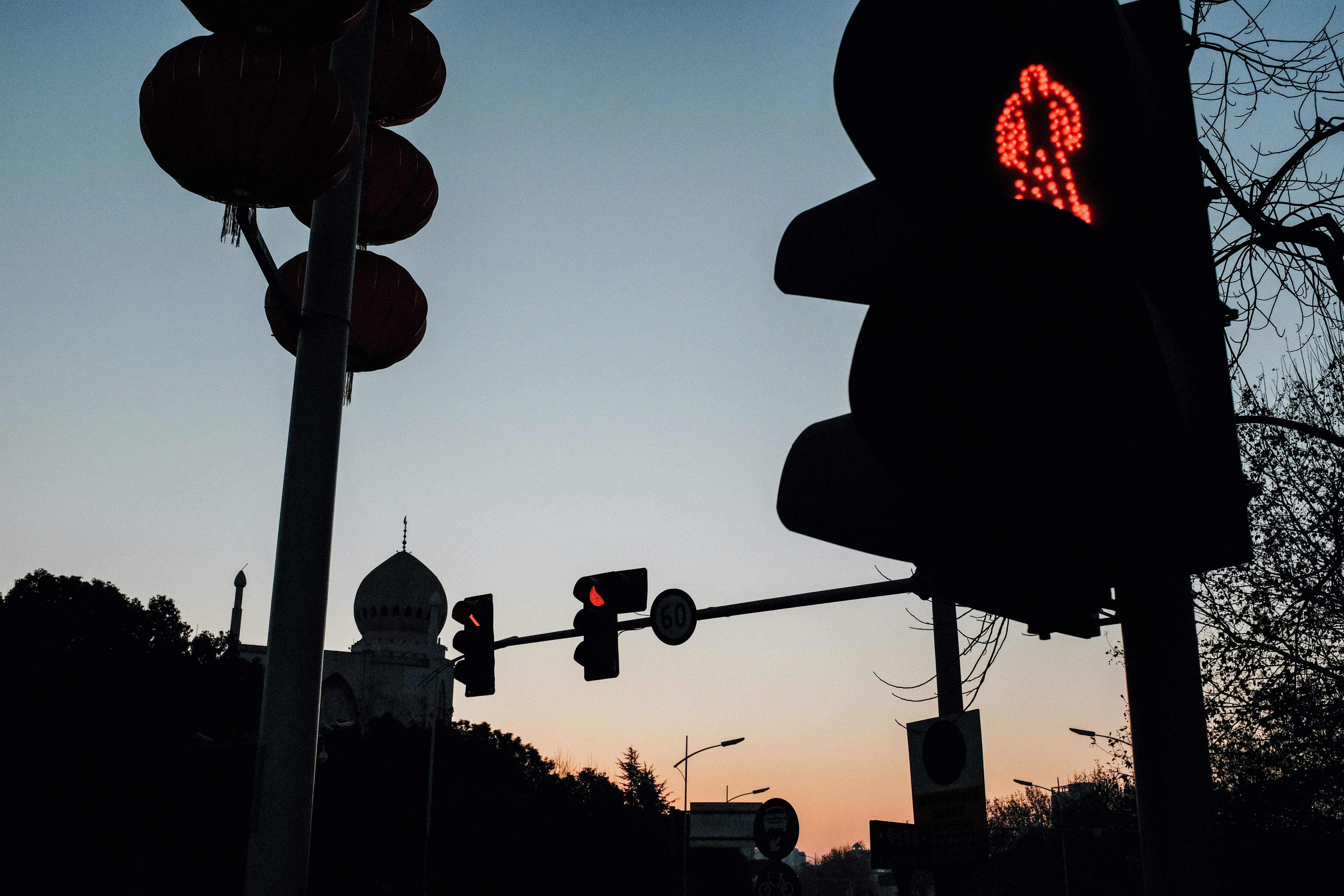 Traffic light with red light photo – Free Grey Image on Unsplash