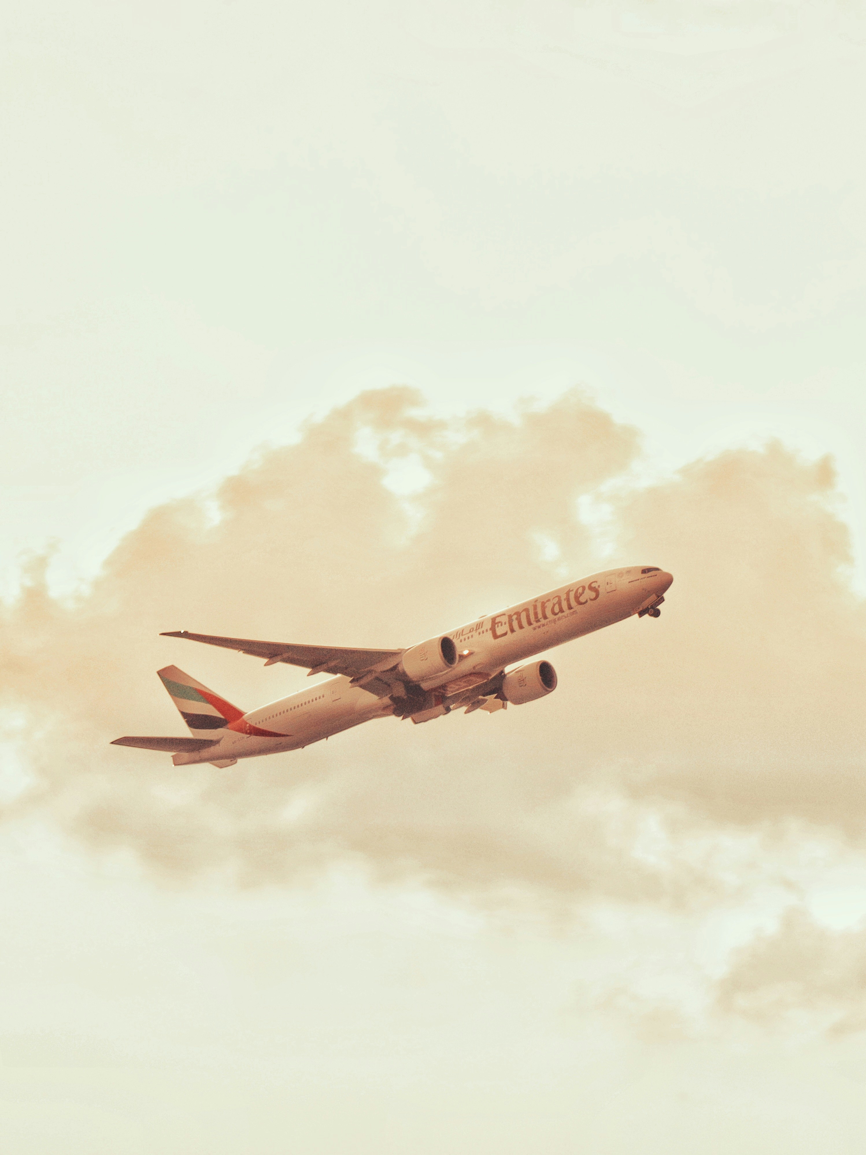 Foto Avión de pasajeros rojo y blanco volando en el cielo durante el ...