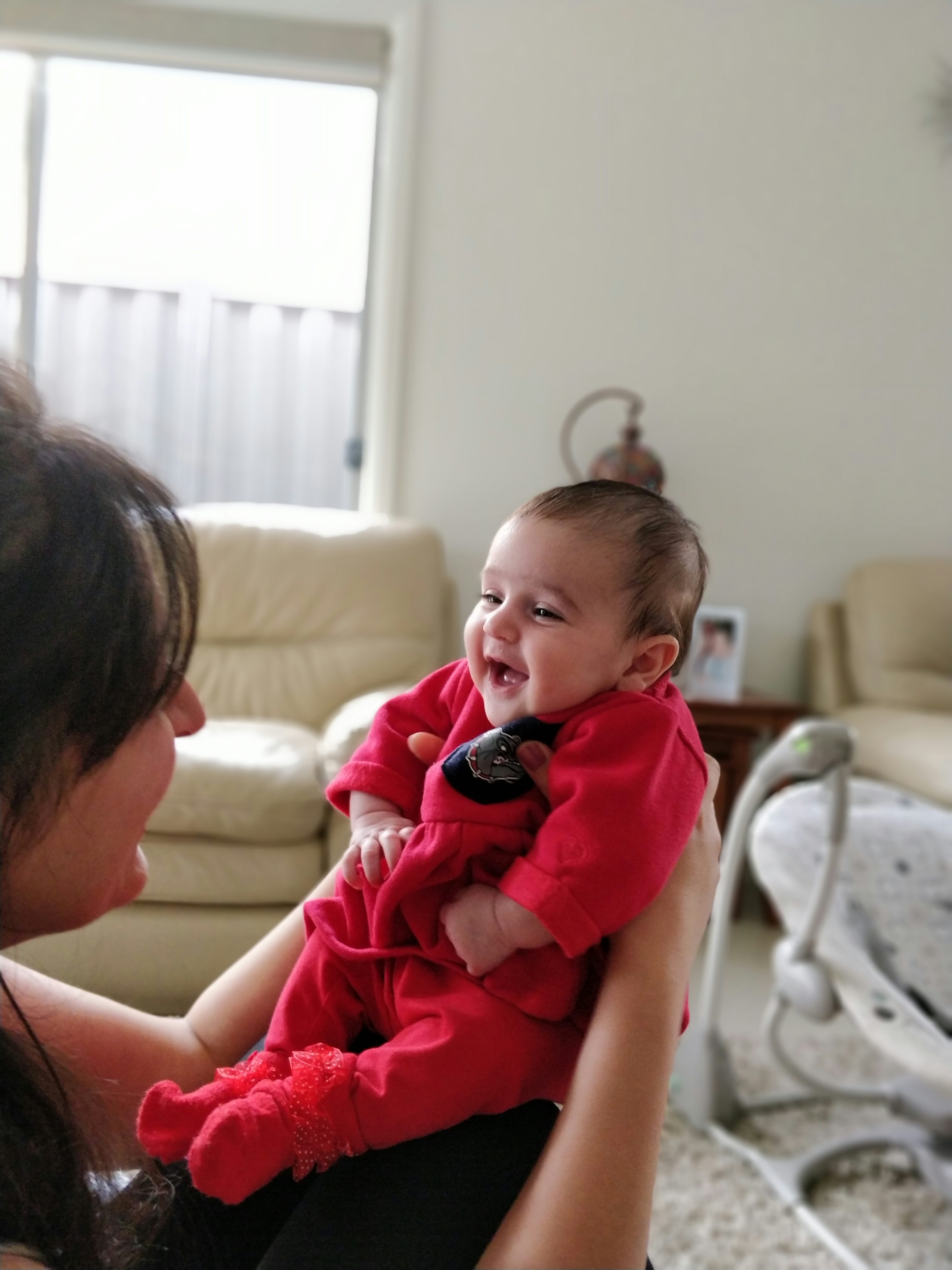 Mujer en camisa rosa llevando a un niño en camisa blanca y negra foto ... Mujer en camisa rosa llevando a un niño en camisa blanca y negra foto ...