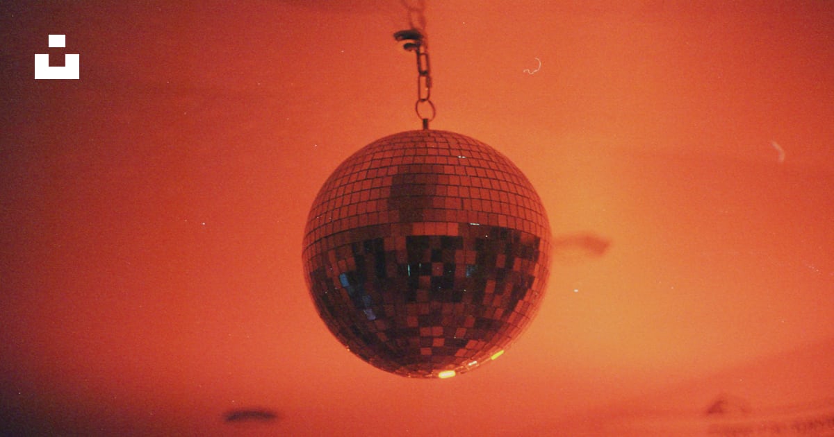 빨간색과 검은색 라운드 펜던트 램프 사진 Unsplash의 무료 디스코볼disco 이미지