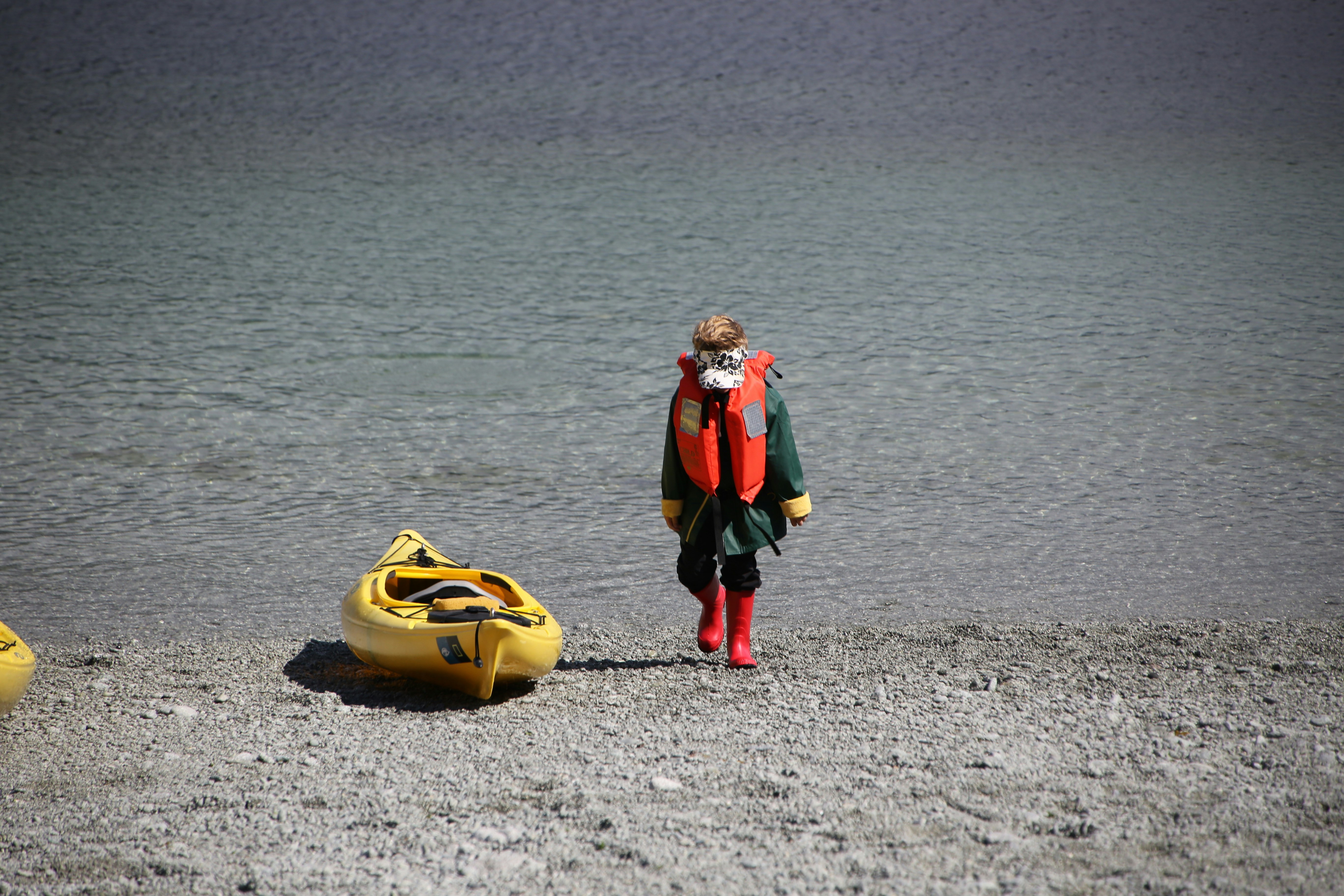 Foto zum Thema 2 Frauen in schwarz-rotem Anzug tragen gelb-schwarzen ...