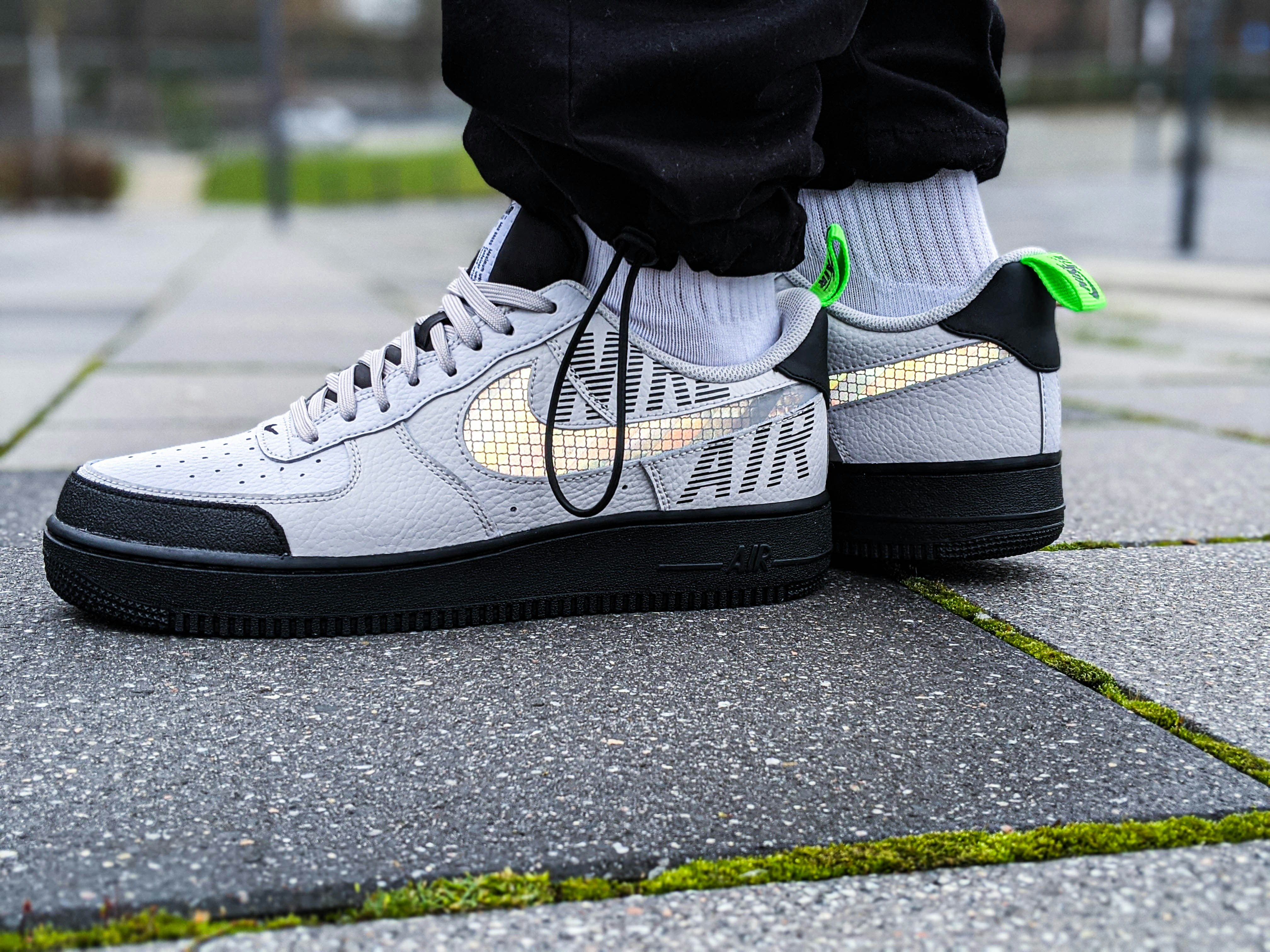 Foto Persona con zapatillas nike blancas y negras – Imagen Deutschland ...