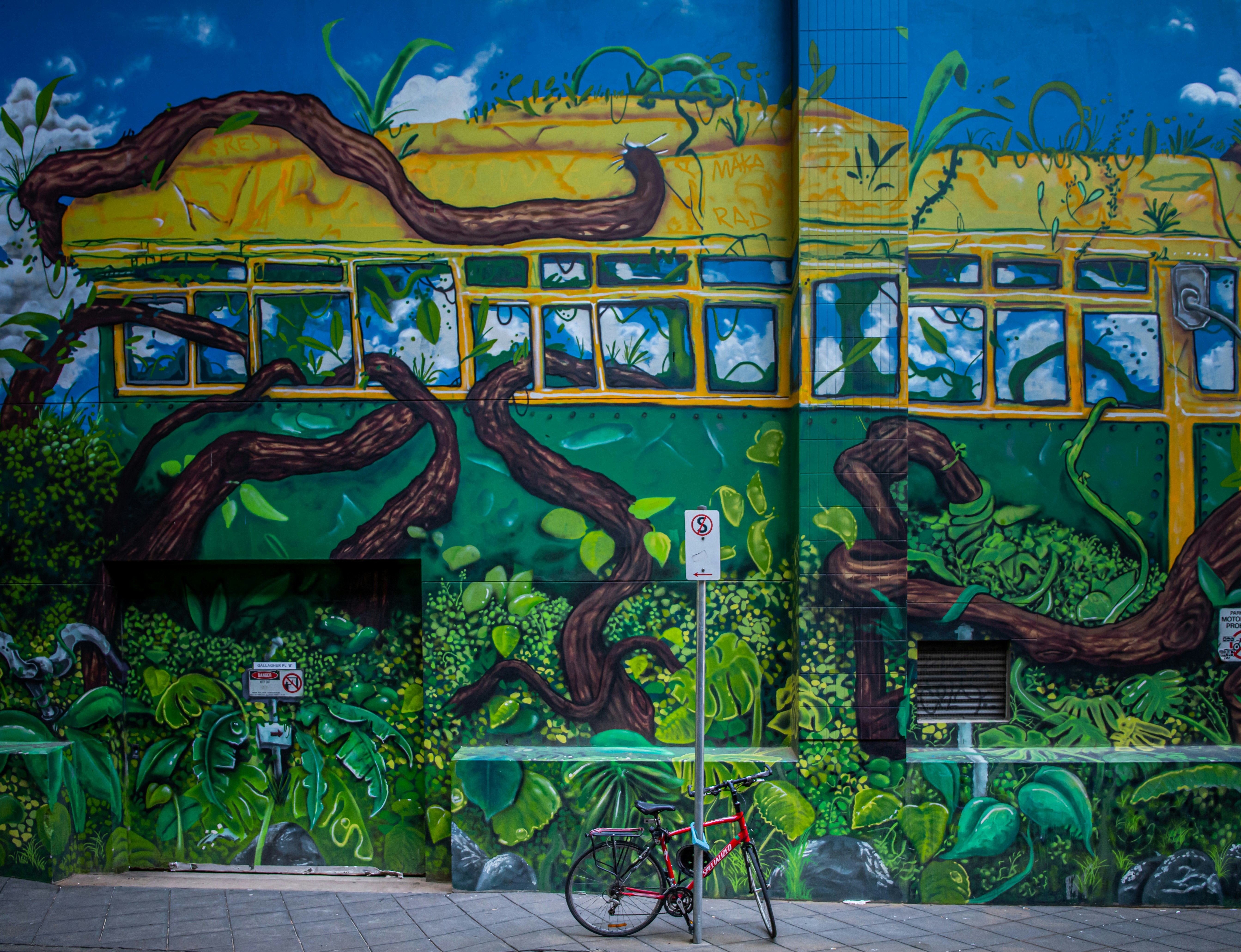Vines of the City: A Green-Gold Bus Shelter Reclaimed by Nature