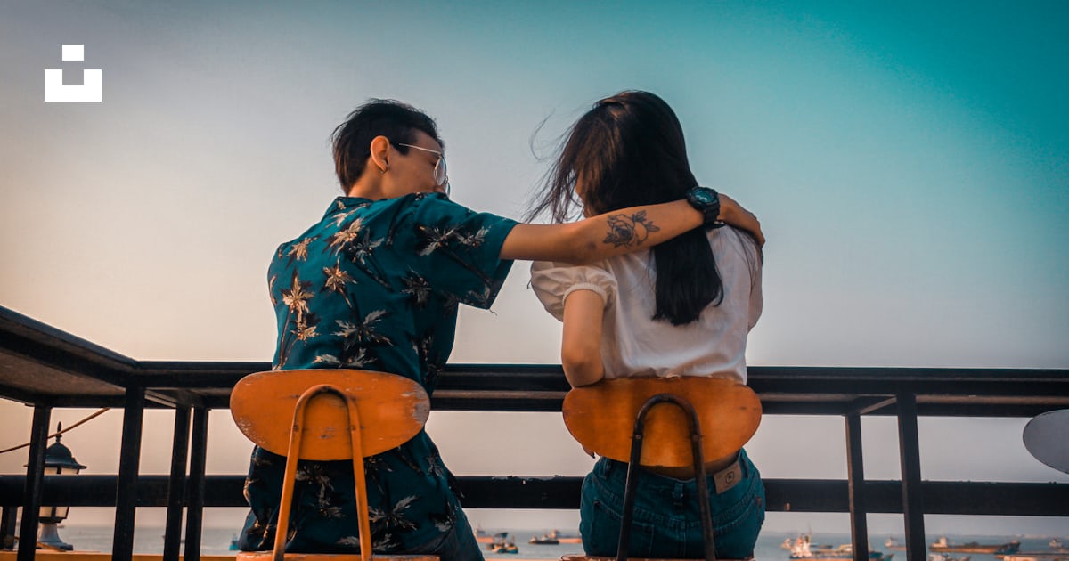 검은 색과 흰색 꽃 긴 소매 셔츠에 갈색 나무 좌석에 앉아 여자 사진 Unsplash의 무료 메코 홈스테이 Vt 이미지