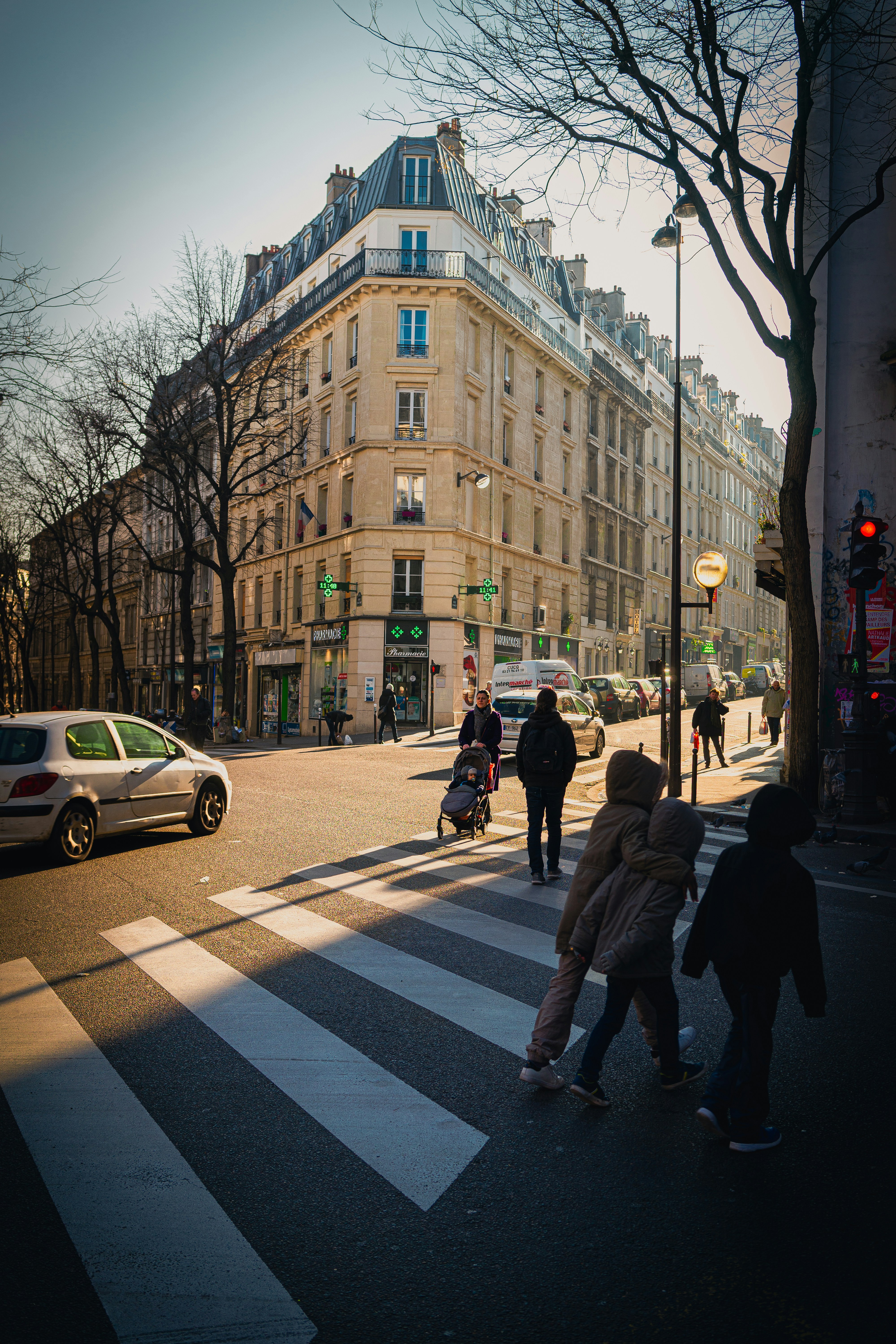 Personnes marchant sur une voie piétonne près d’un bâtiment en béton ...