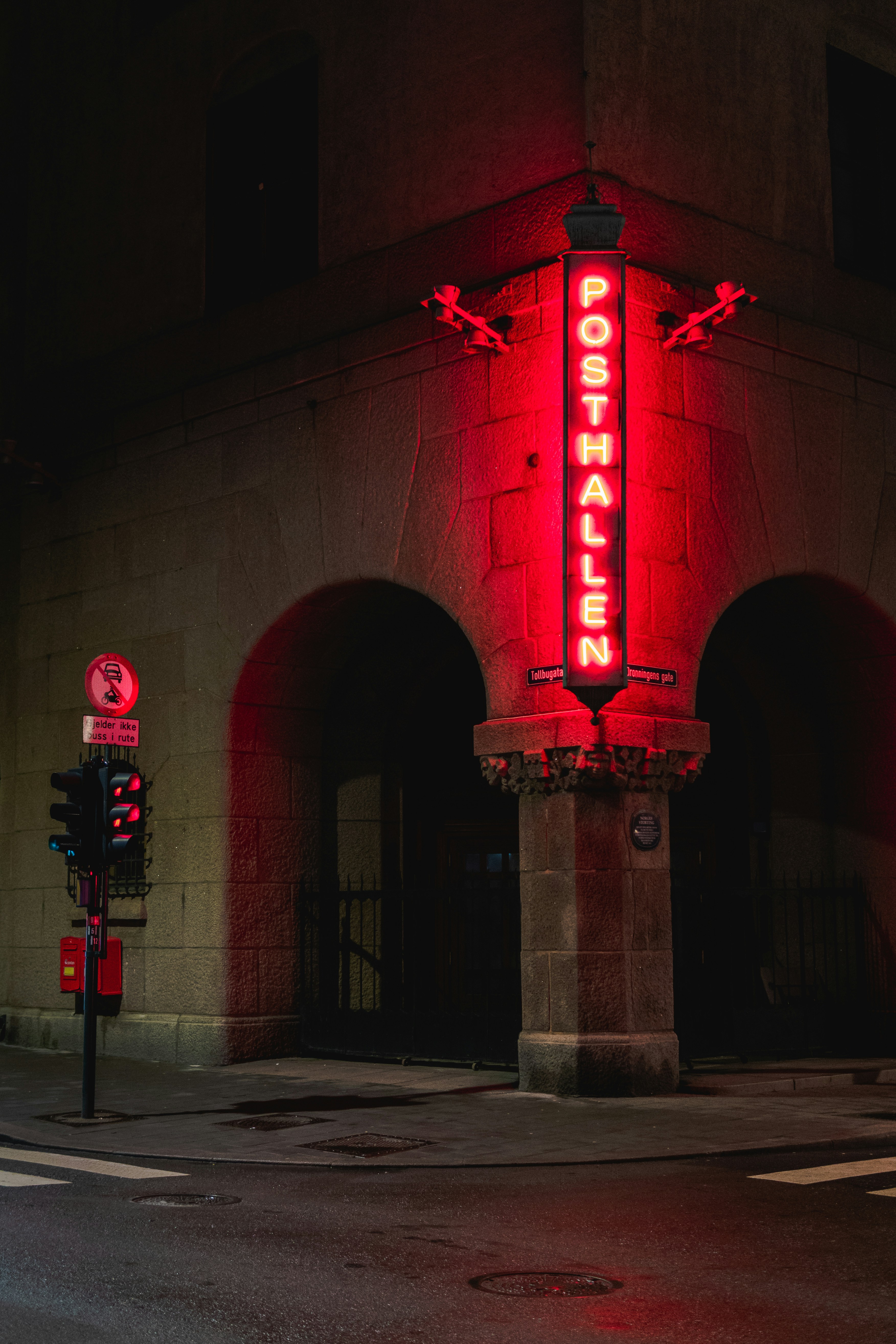 Foto Señalización de luces de neón UNK rojas y blancas – Imagen Noruega ...