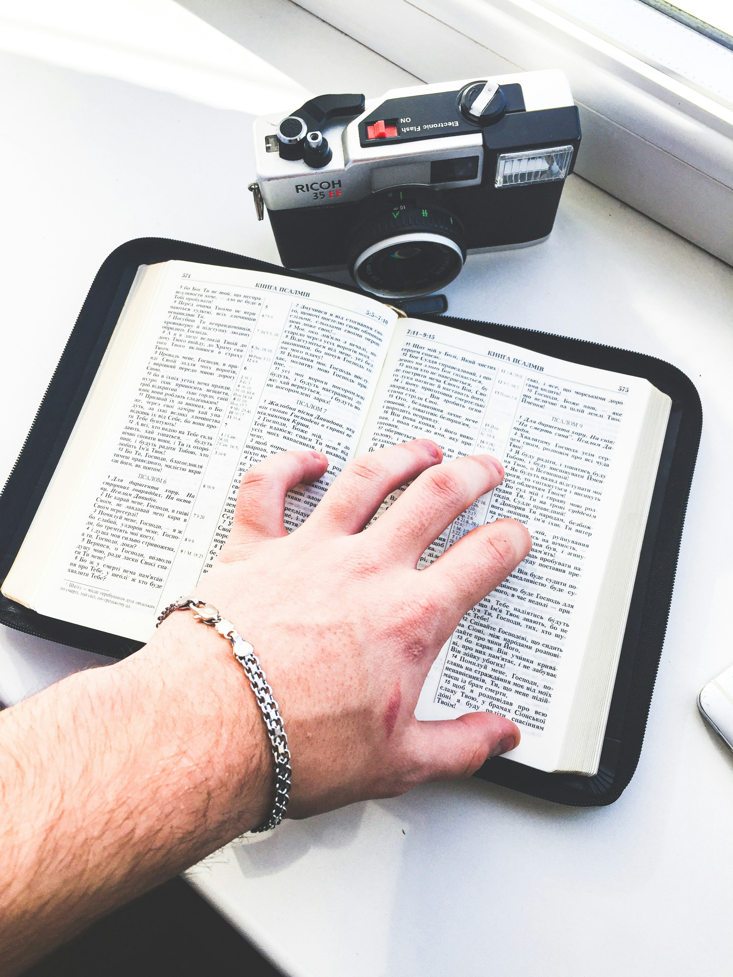 Book In Hand Pictures | Download Free Images on Unsplash
