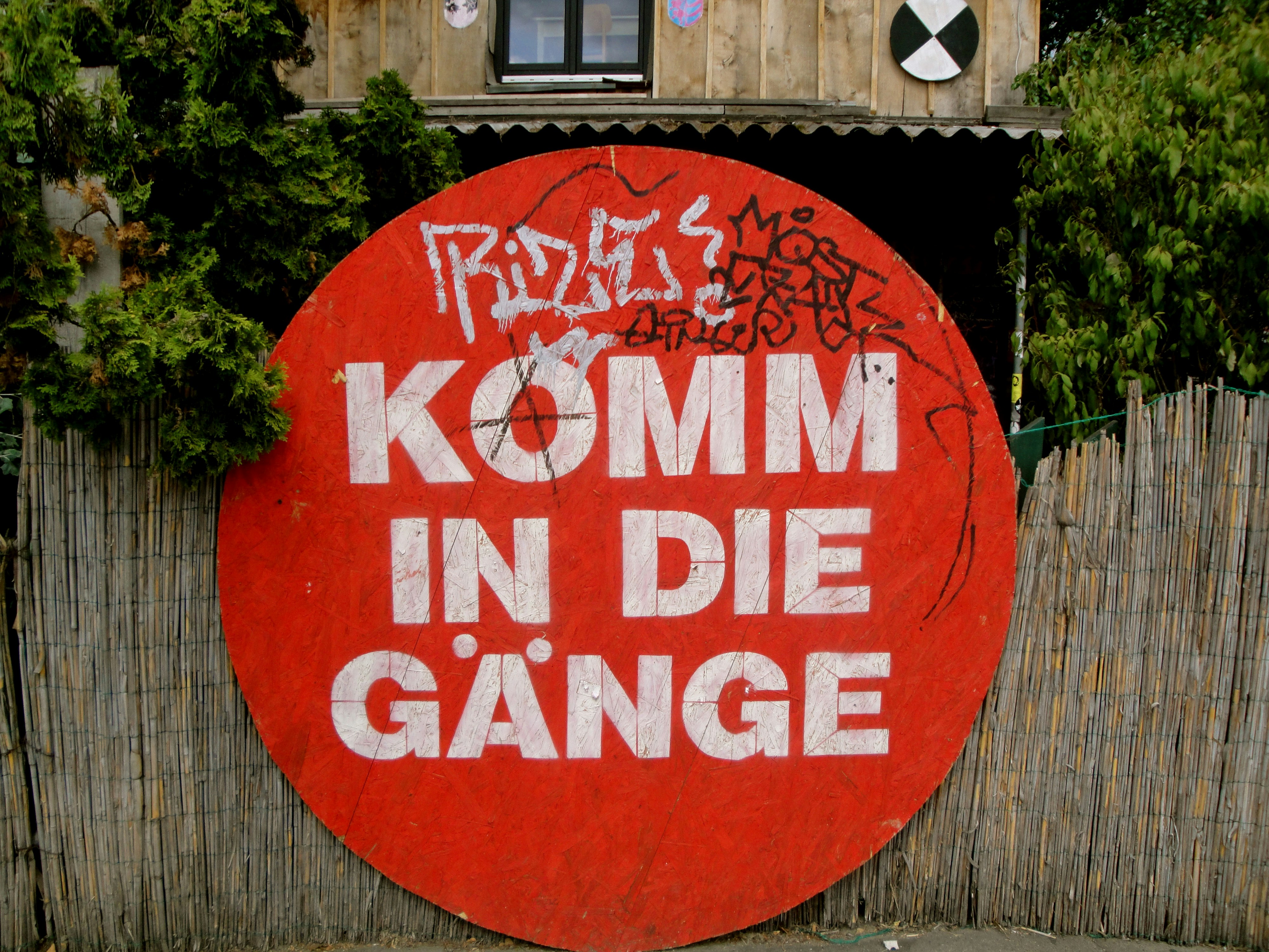 UNKs rojo y blanco Señalización de UNK UNK UNK UNK UNK foto – Imagen de ...