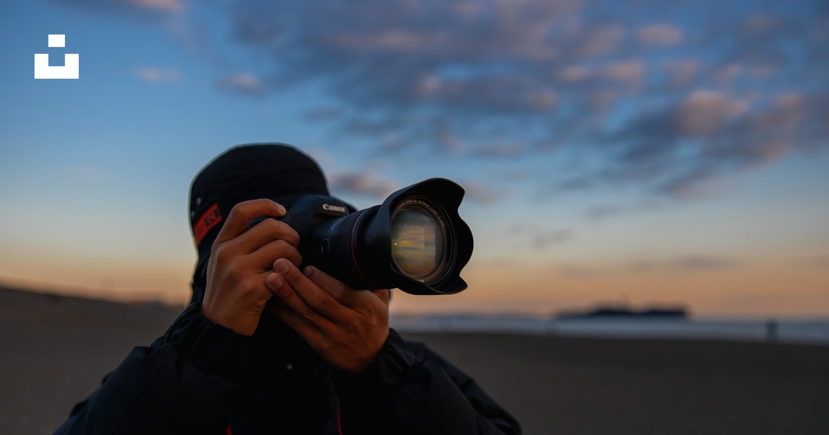 Foto Hombre Con Chaqueta Negra Sosteniendo Una Cámara Dslr Negra