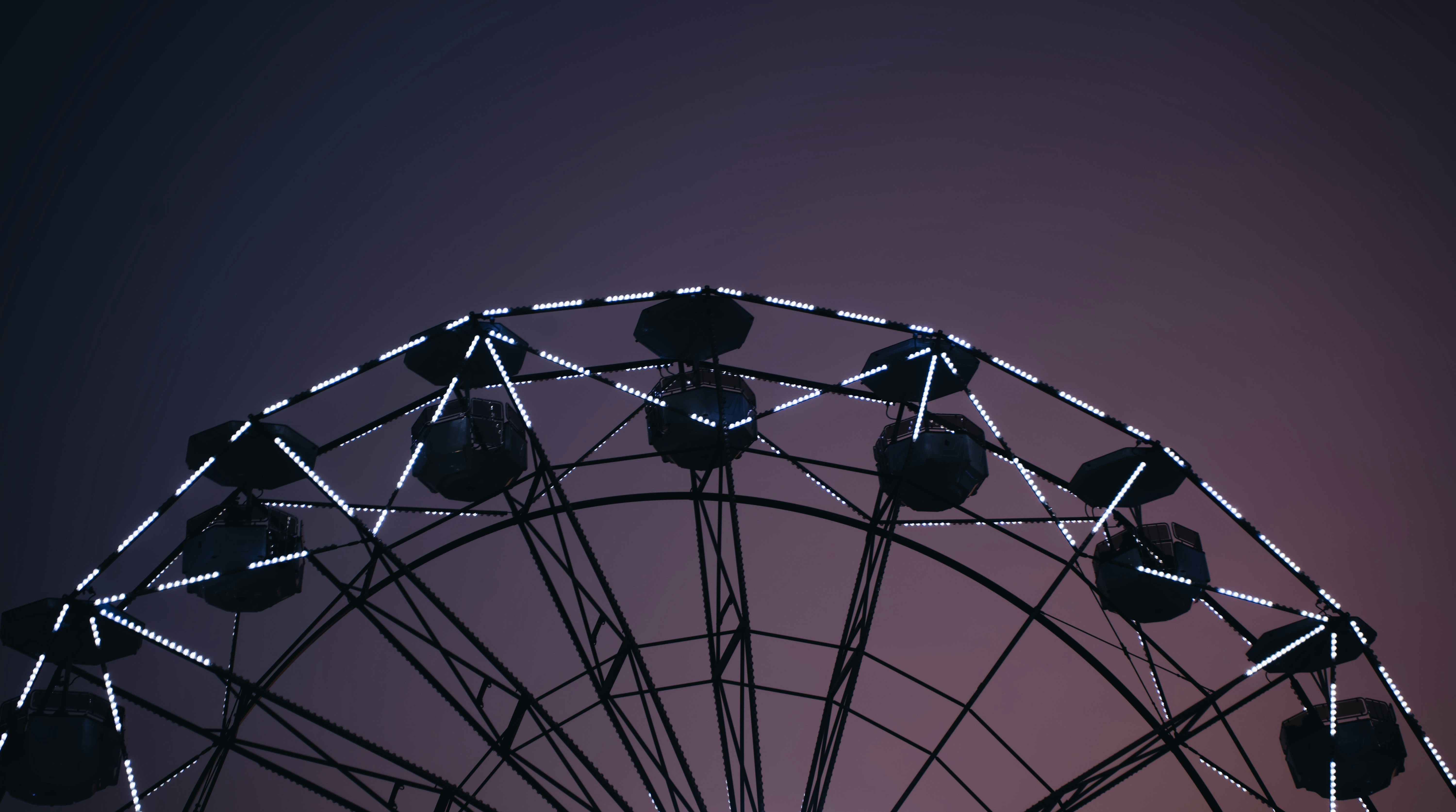 Grande roue rouge et noire photo – Photo Gris Gratuite sur Unsplash
