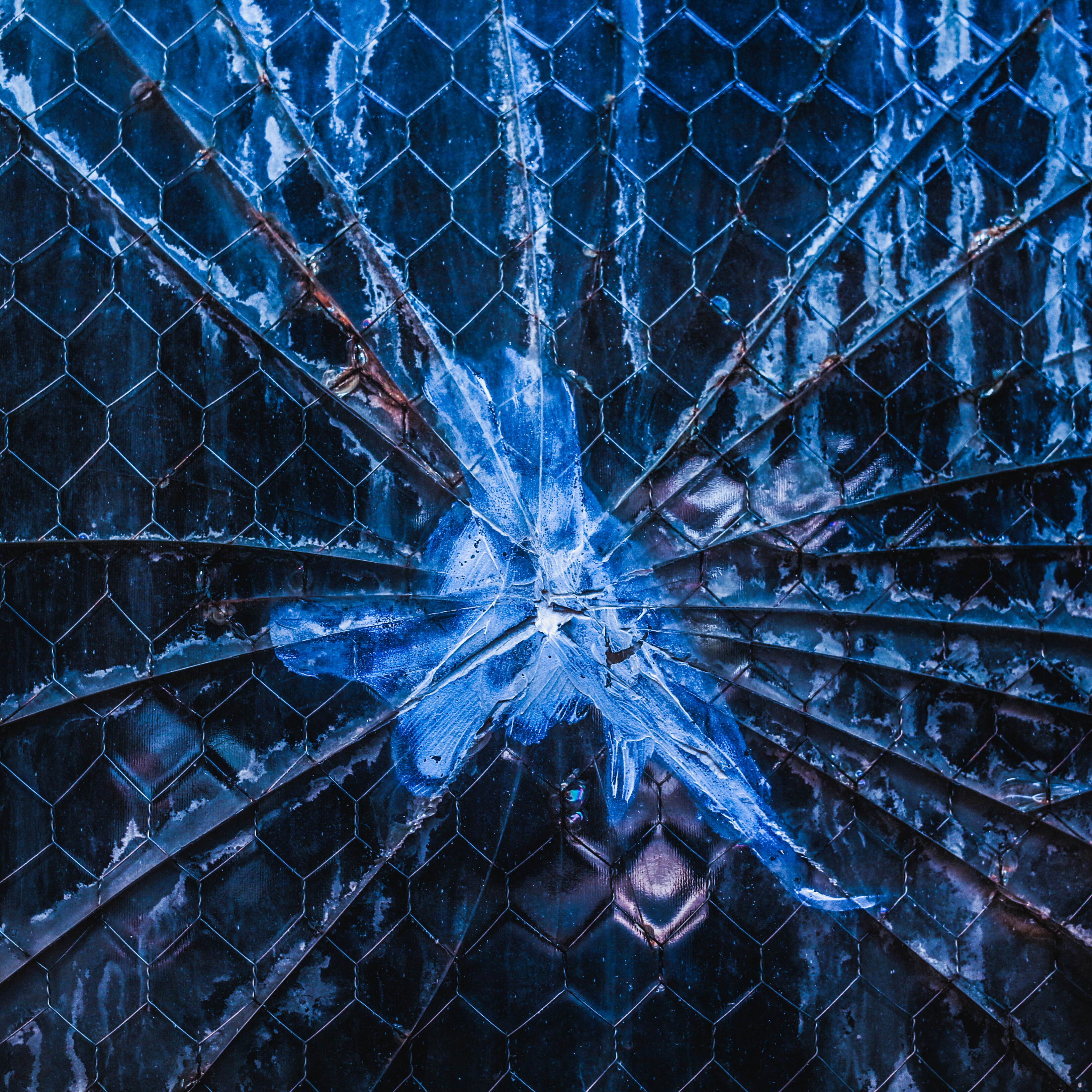 Blue Convergence: Central Shatter in a Hex Mesh