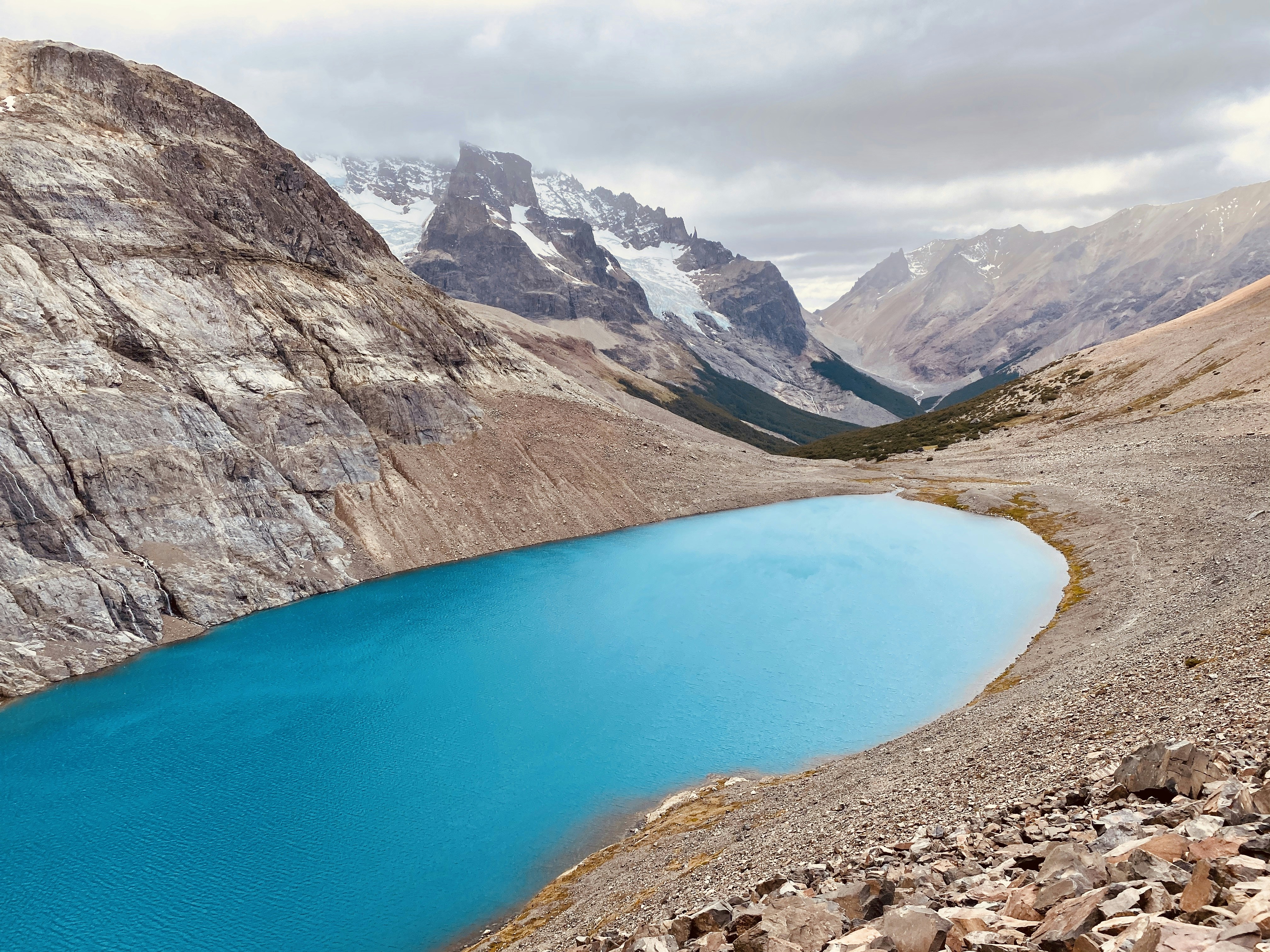 Trekking Laguna Cerro Castillo, immersed in the center of Patagonia in the Eleventh Region of Aysén. The journey starts in Villa Cerro Castillo, 1.45 hours from Coyhaique (capital of the Aysén Region). Two payments must be made at the base: one of $4000 and another of $9000 Chilean pesos. The trekking is 7 km uphill, and on average it is 3 hours uphill and 2.5 hours downhill. It is recommended to be well equipped so as not to have any problems; trekking stick, water, chocolate, good shoes and adequate clothing for the changing climate in Patagonia. It is worth making the effort and going up.
