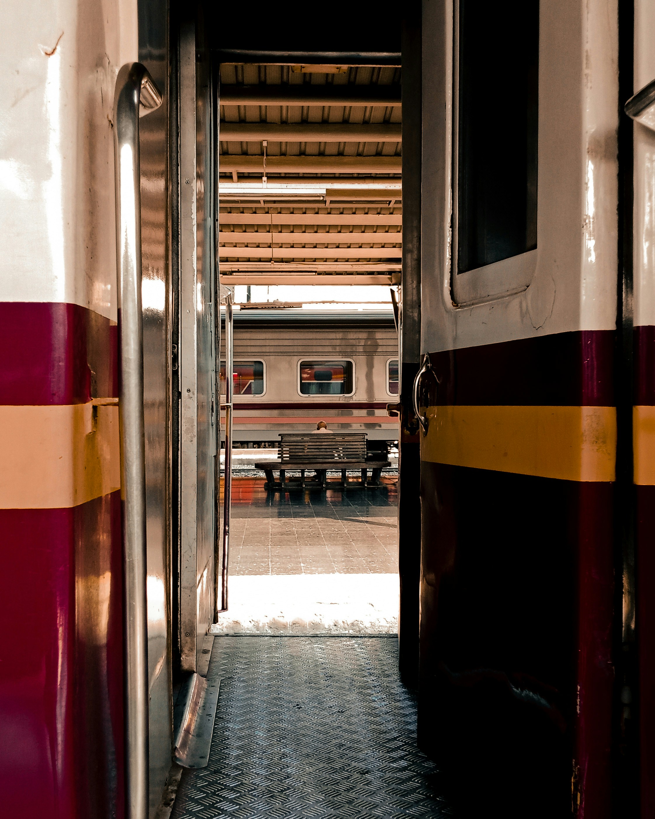 Train rouge et blanc dans la gare photo – Photo Sol Gratuite sur Unsplash