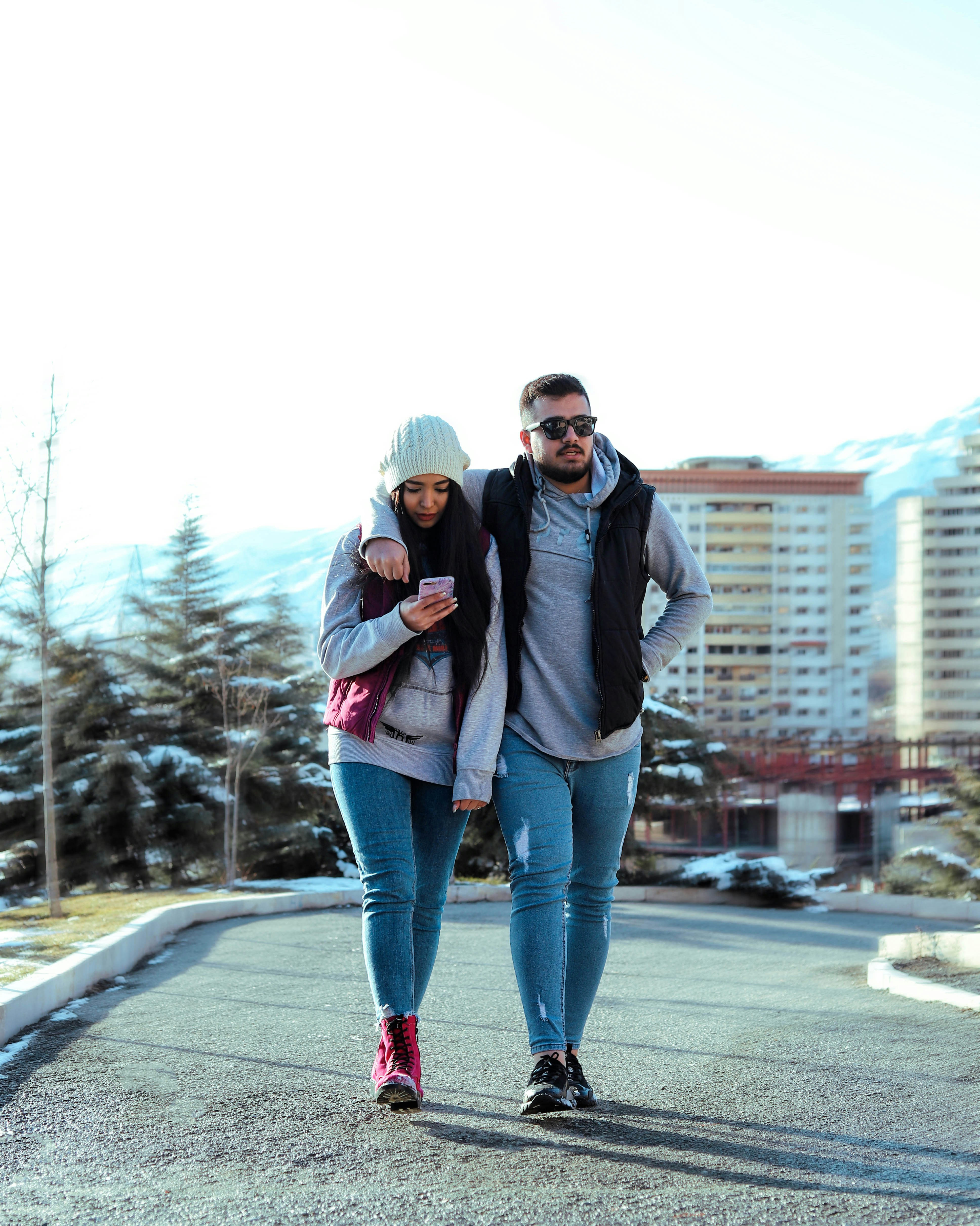 Uomo in giacca nera che abbraccia donna in cappotto grigio photo ...