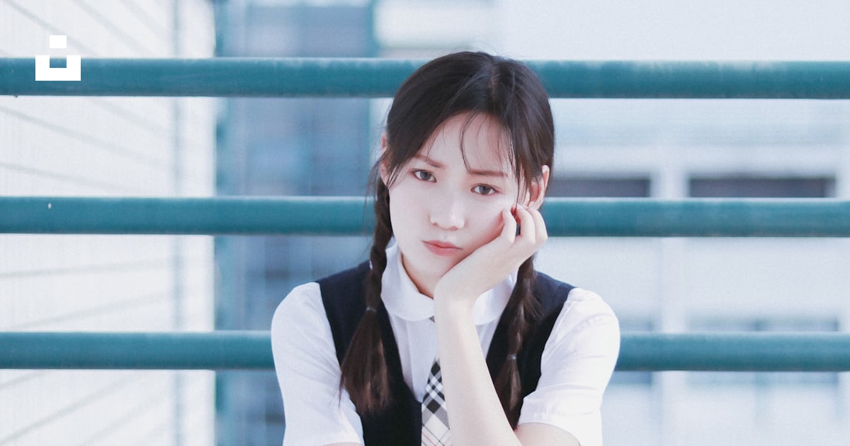 흰색 긴 소매 셔츠와 검은 치마를 입은 여자가 파란색 금속 벤치에 앉아 있다 사진 Unsplash의 무료 파랑 이미지