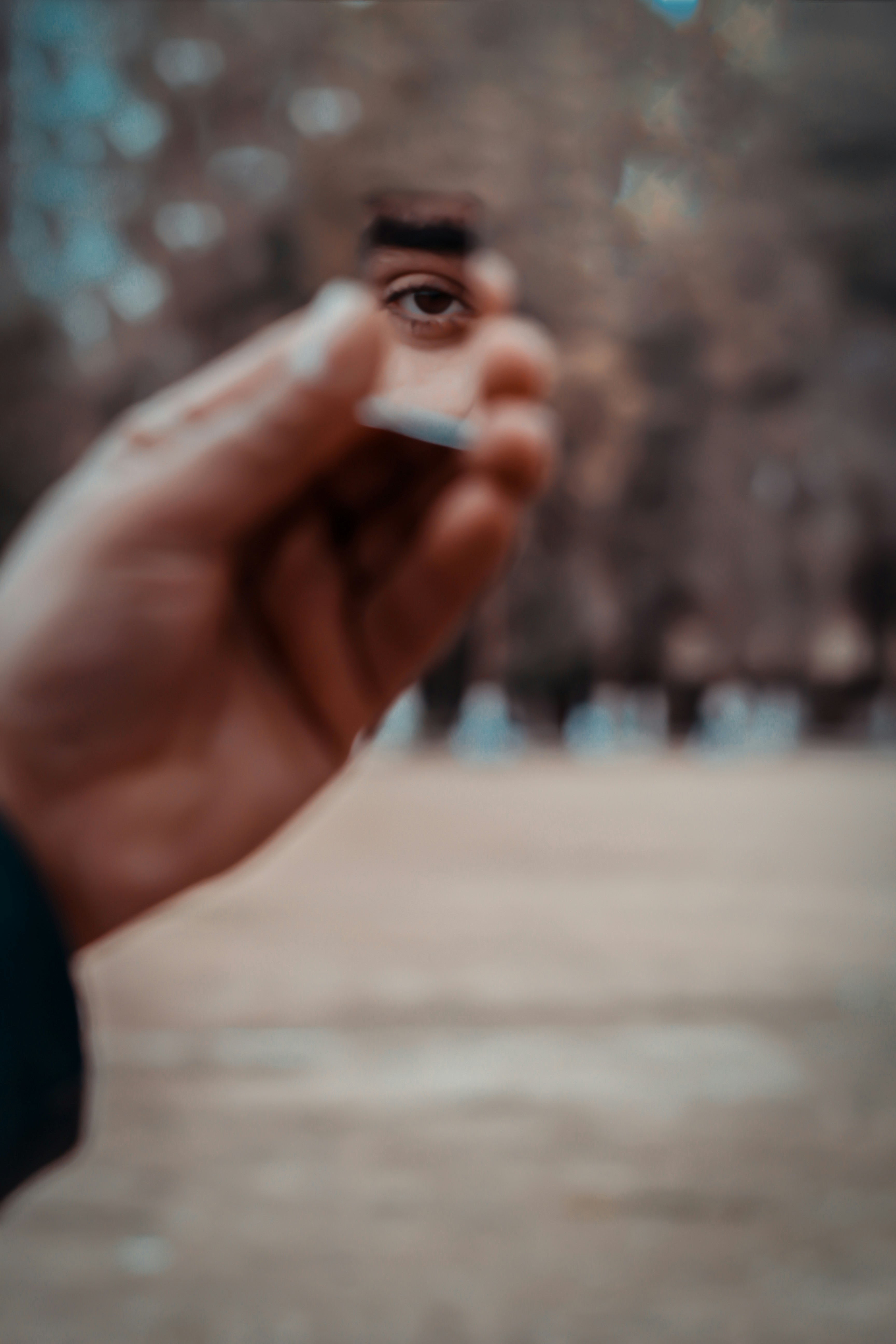 Through a Narrow Gap: A Gaze Emerges from Blur