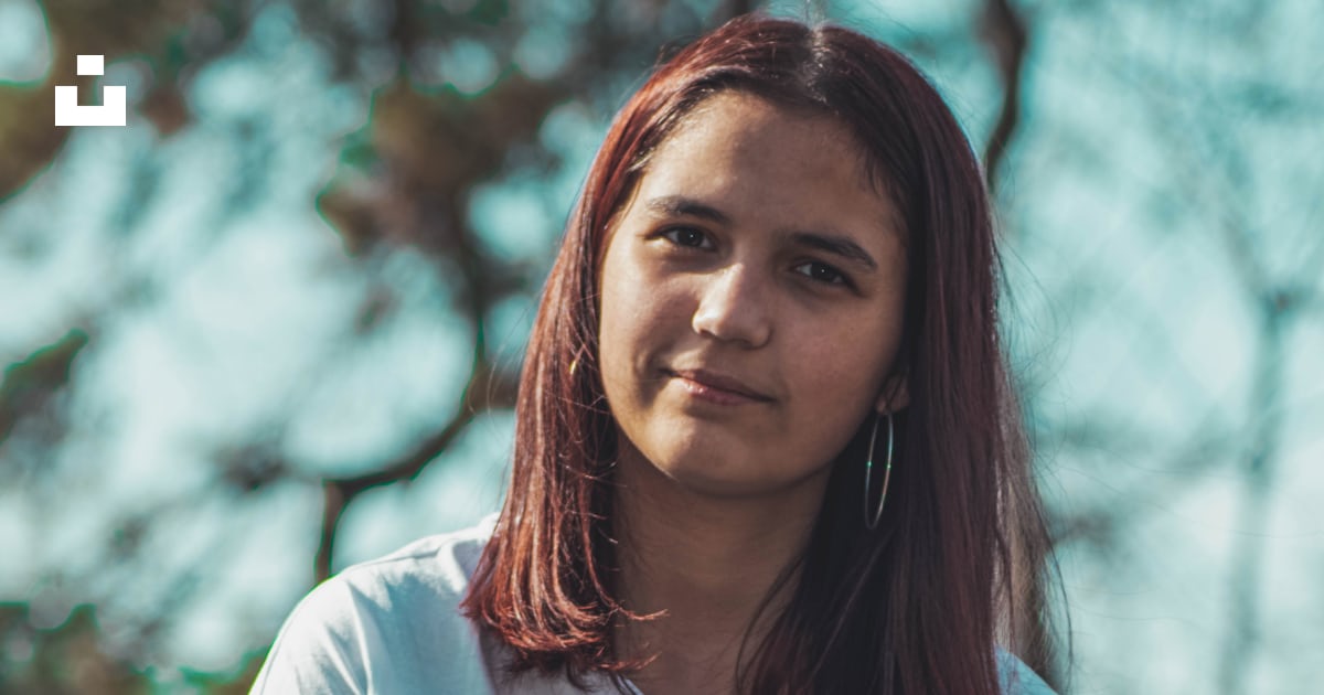 Foto Mujer Con Camiseta Blanca Con Cuello Redondo Y Vaqueros Negros