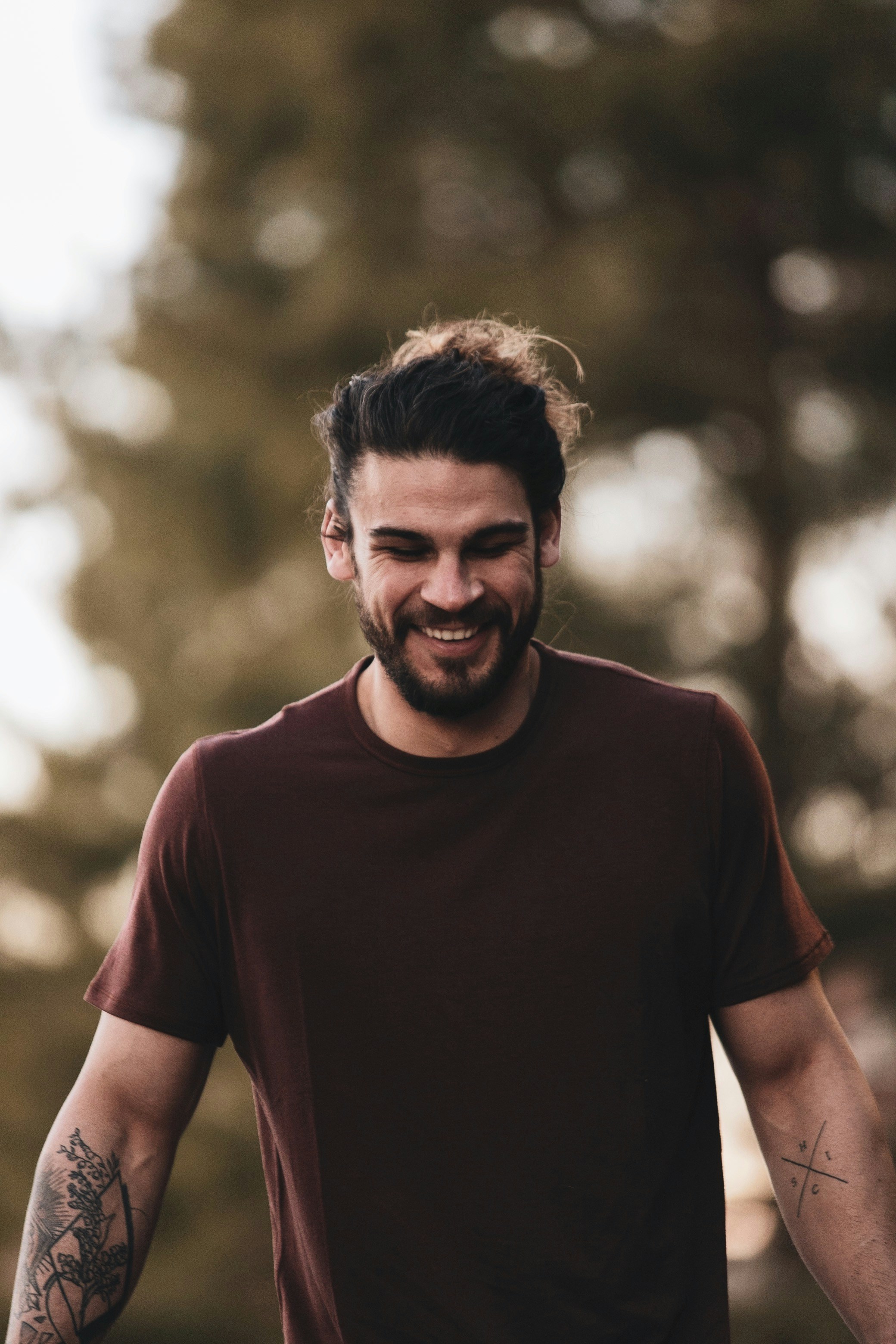 Man in maroon crew neck t-shirt photo – Free Man Image on Unsplash