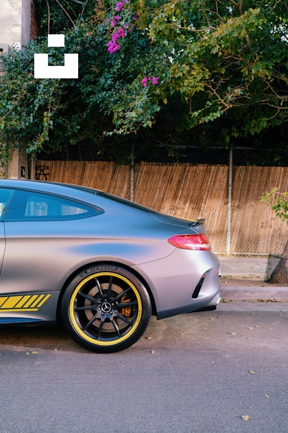 회색 콘크리트 포장도로에 주차된 파란색 Bmw M 3 쿠페 사진 Unsplash의 무료 인종 이미지